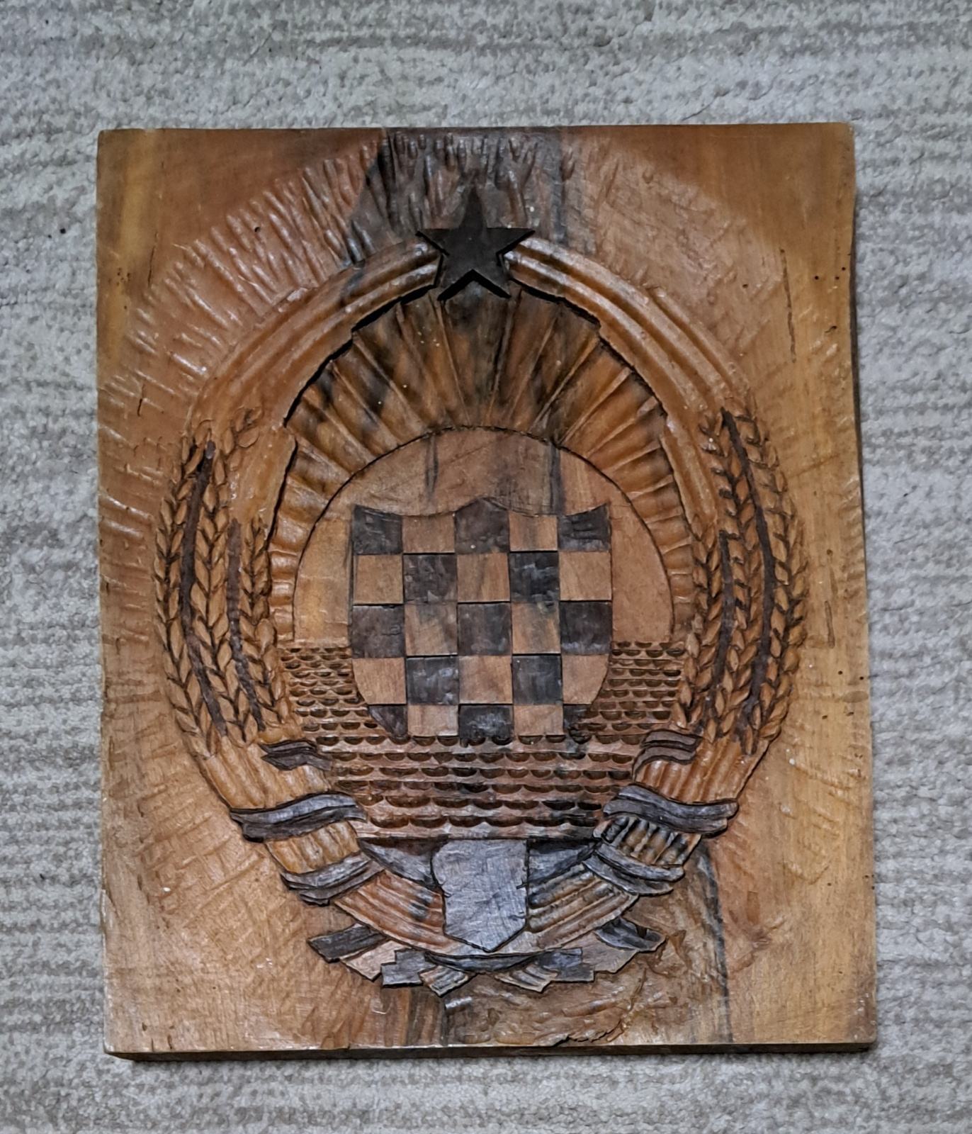 Grb SR Hrvatske na drvetu