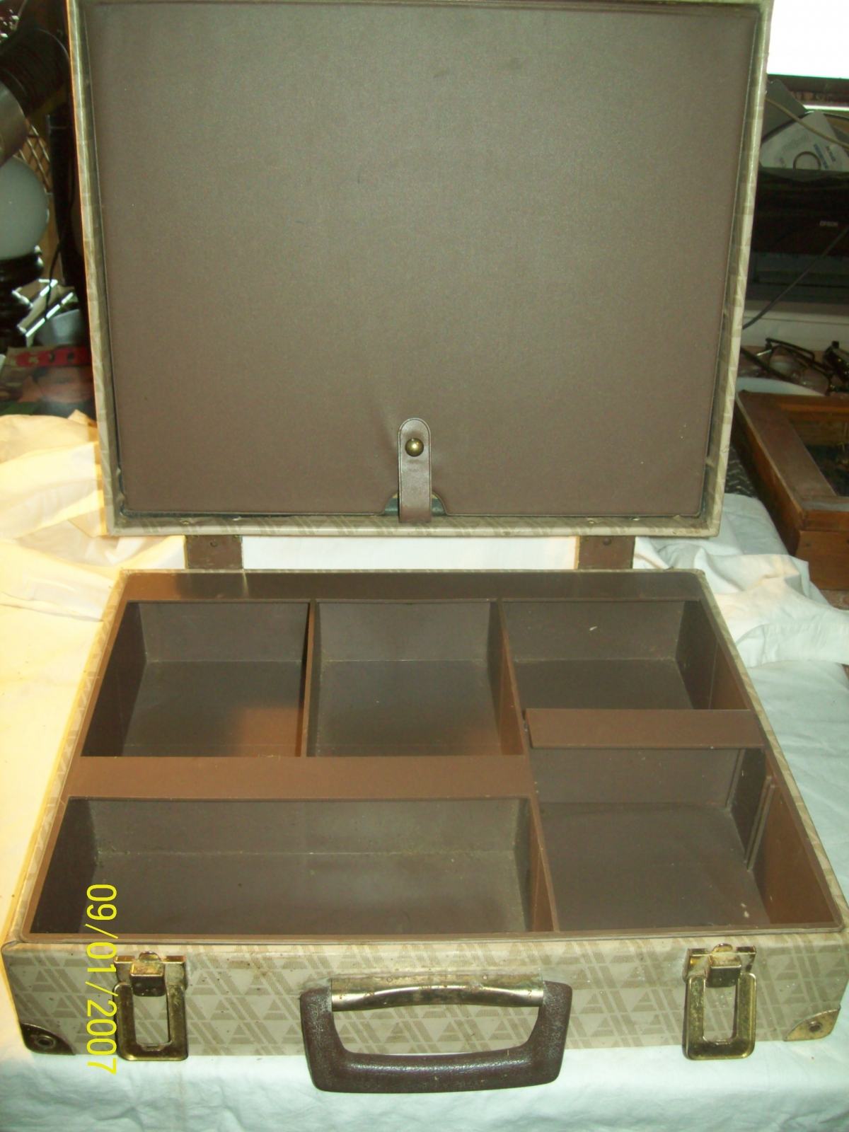 KOFER STARI 42 X 35 X 12 CM.