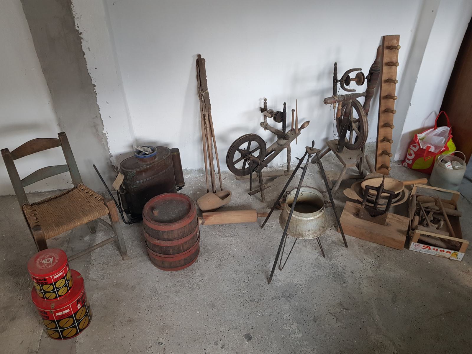 Kolovrat, Bakrena šprica drveni alati, preslica, starine prodahem