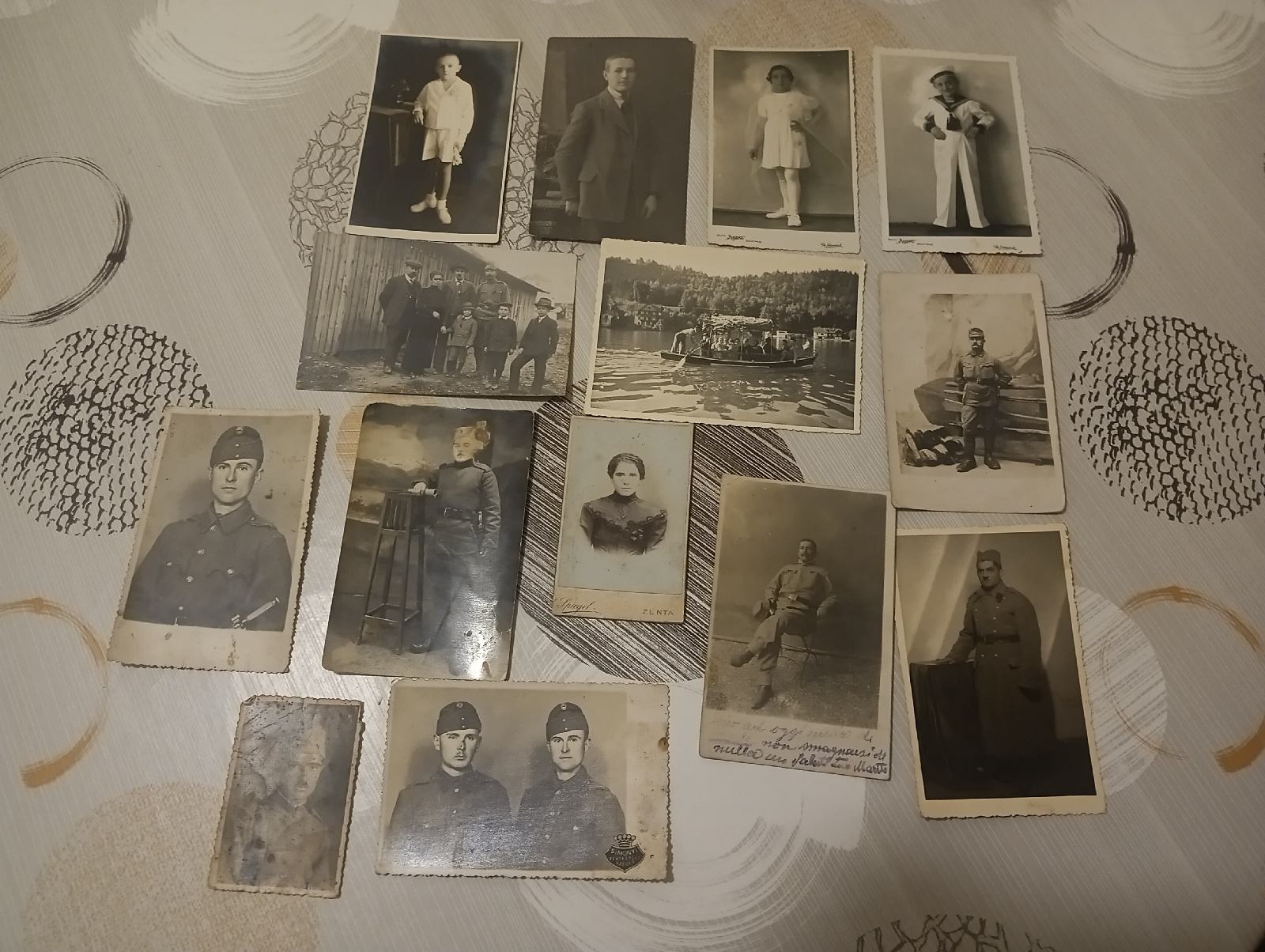 Lot od 44 stare fotografije