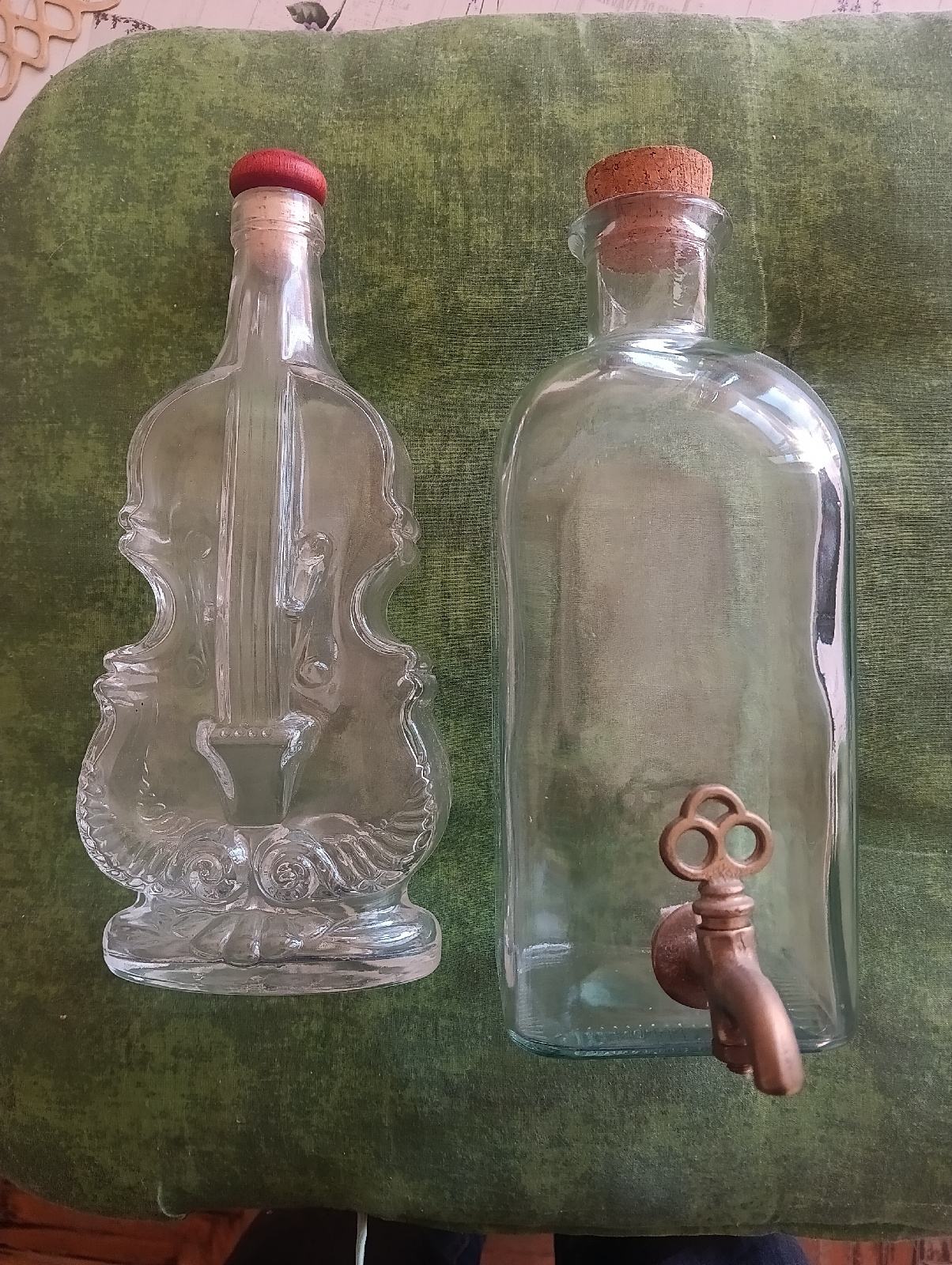 Lot od dvije stare ukrasne boce