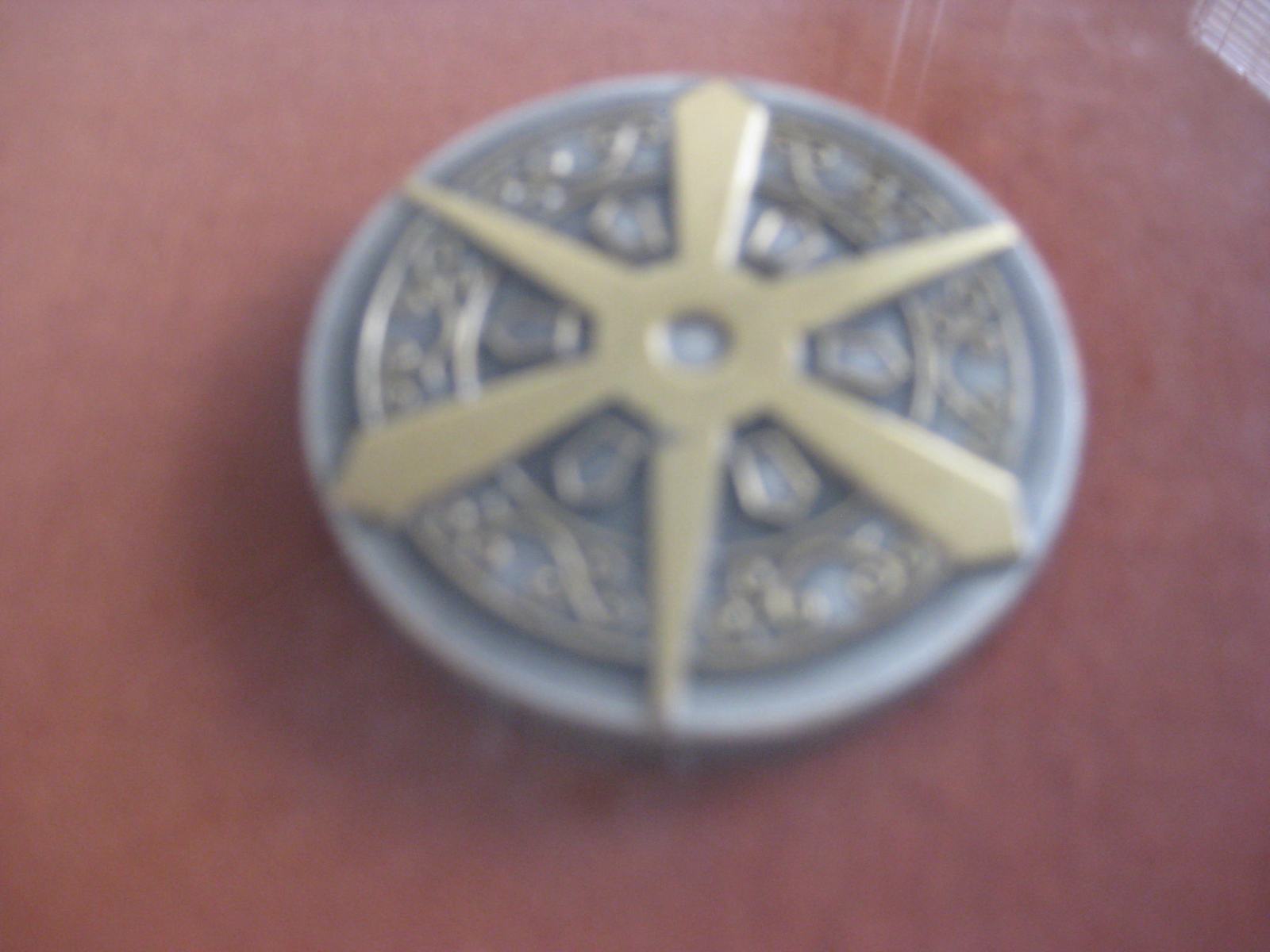 Medalja promjer 5 cm na crvenom samtu u okviru boje mesinga 18x18 cm,