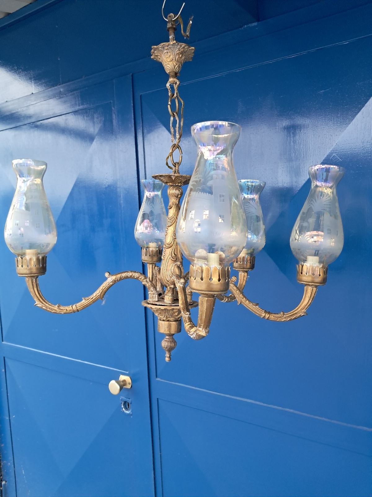 Mesingani luster s posebnim staklima