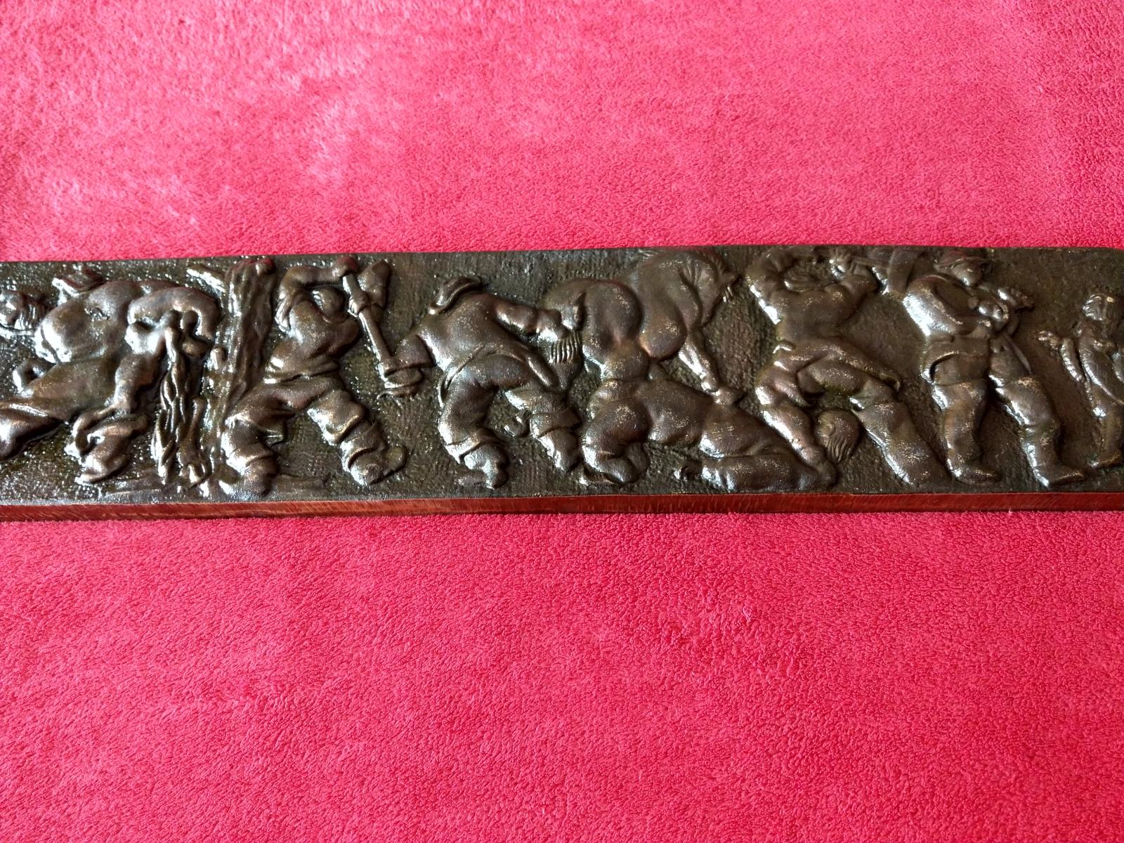 Metalna reljefna ploča - 50cm x 15cm - starina