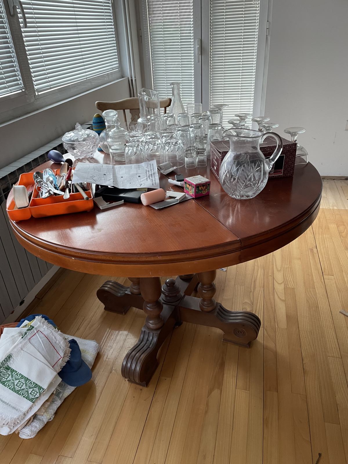 Okrugli stol i stolice