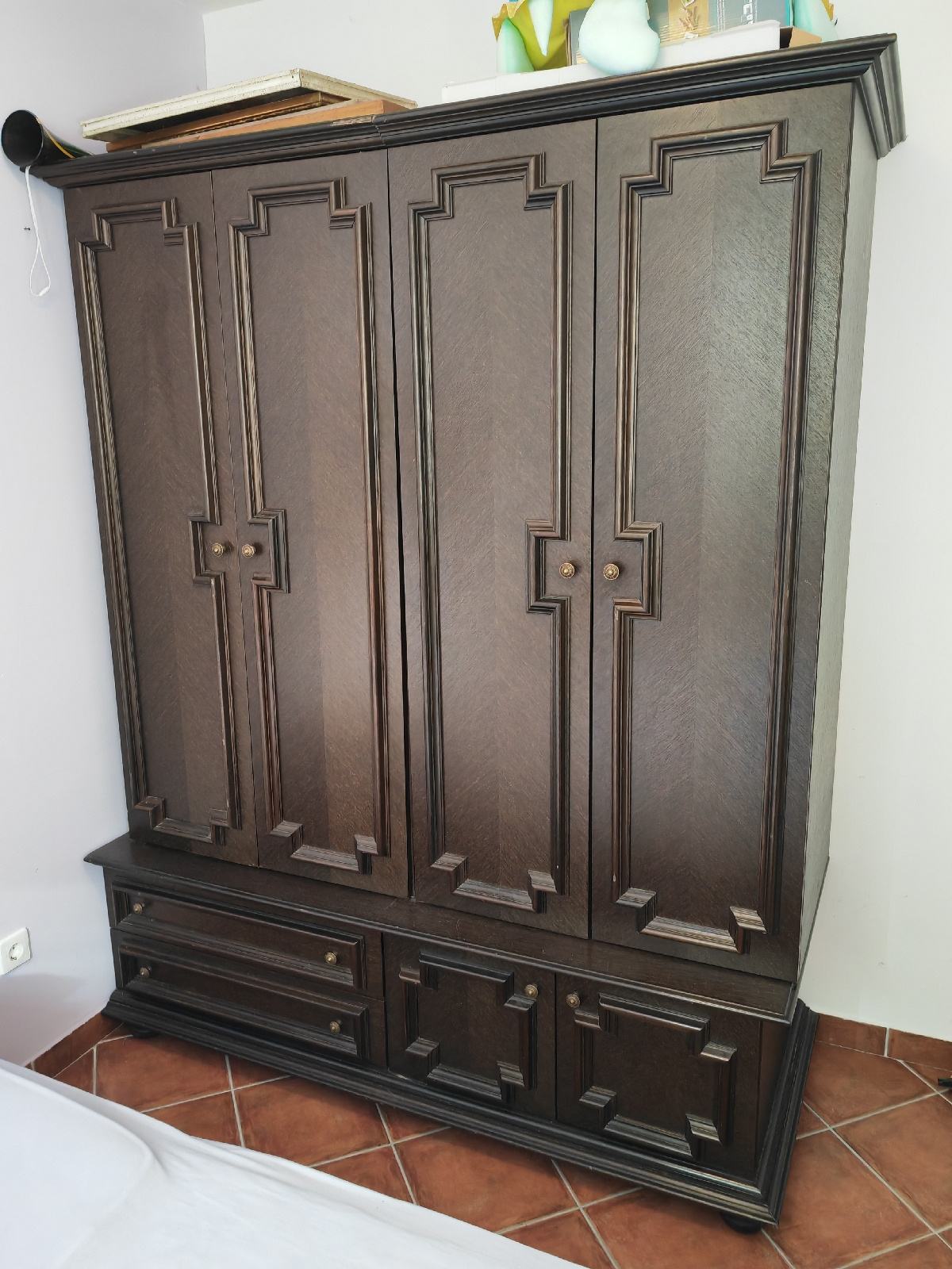 Ormar drveni s ladicama