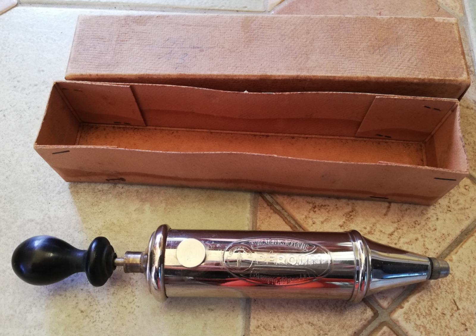 Perolin, uređaj za mirise, u originalnoj kutiji.