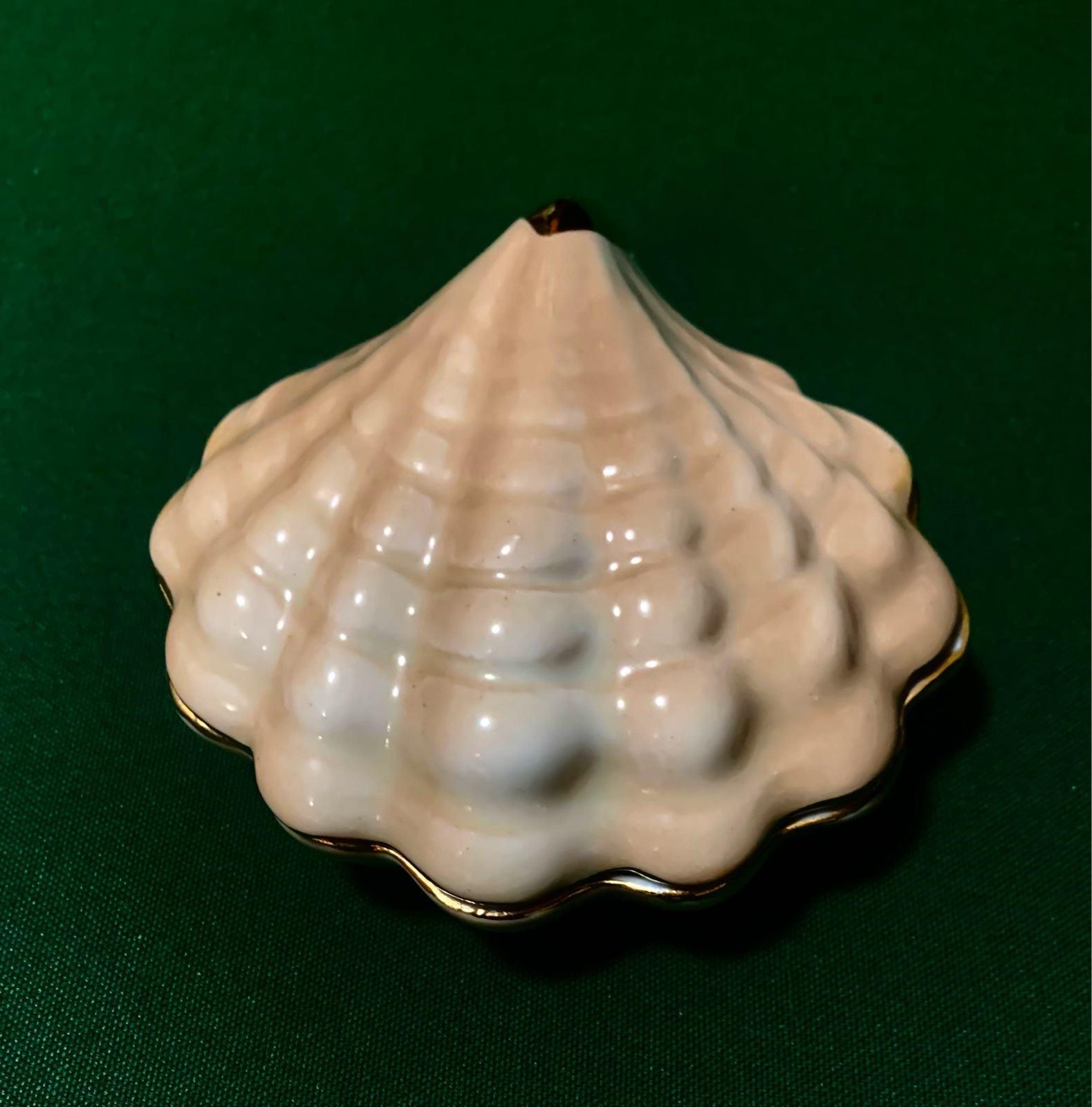 PORCULANSKA KUTIJICA U OBLIKU SKOLJKE