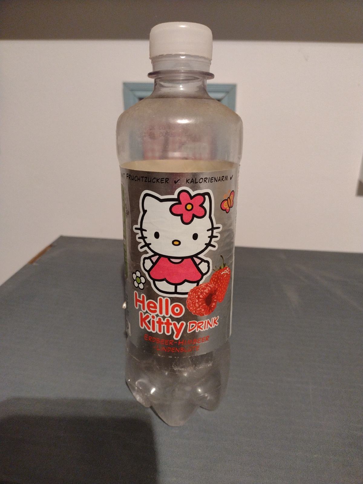 prazna boca Hello Kitty DRINK ERDBEER-HIMBEER-LINDENBLUTE iz Njemačke.
