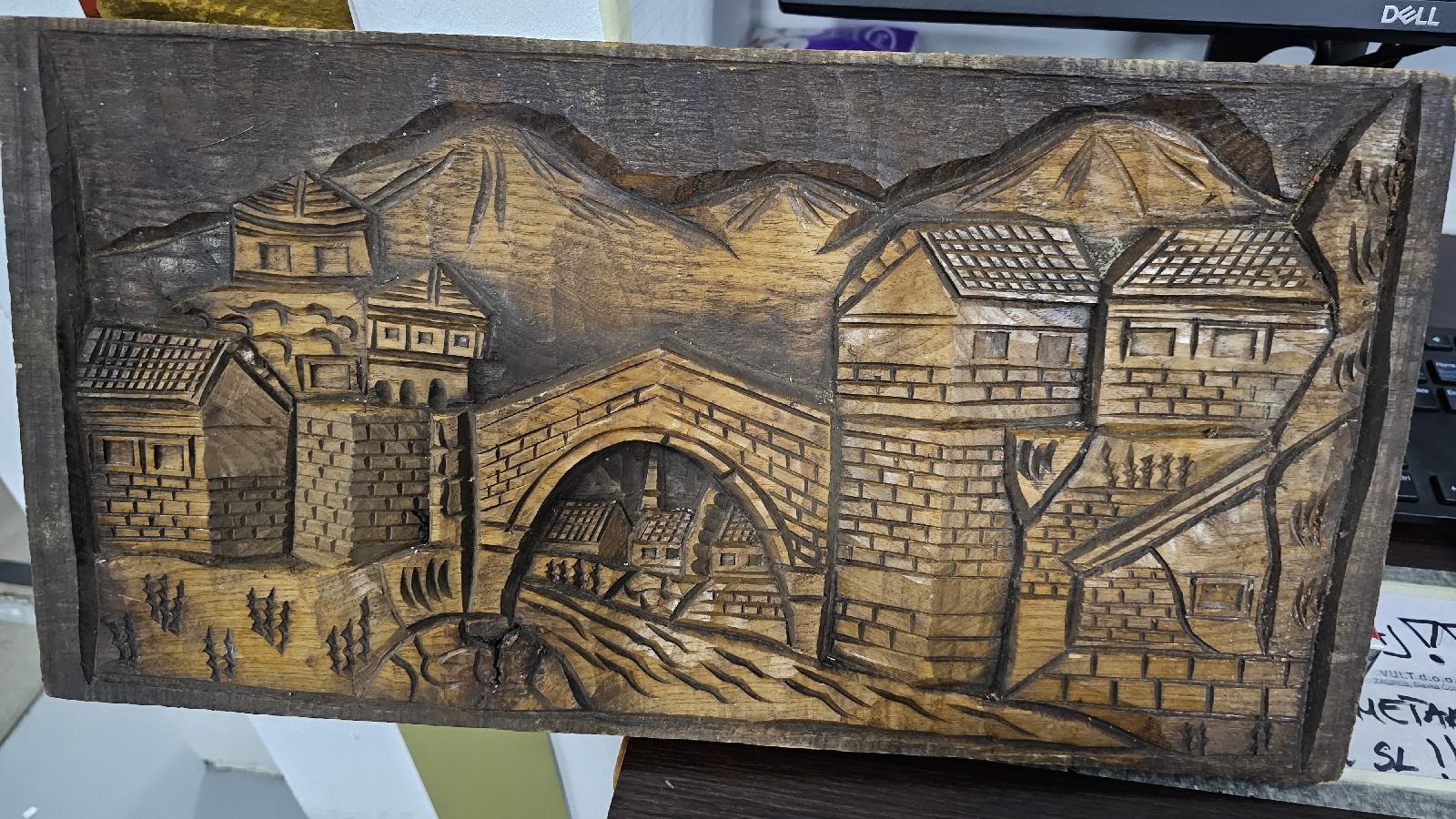 Prodajem izrezbarene drvene slike