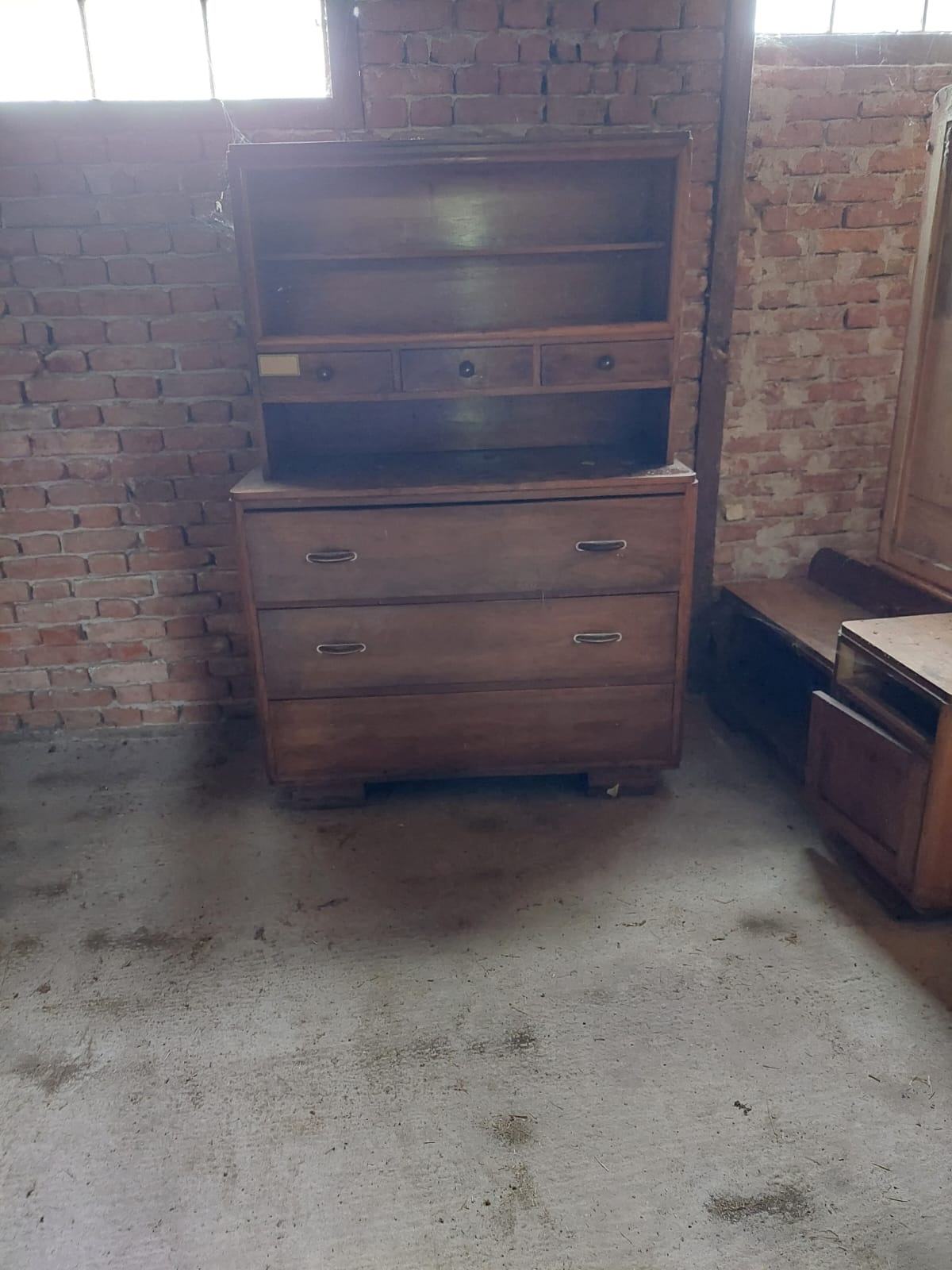 PRODAJEM STARI NAMJEŠTAJ(STARI DRVENI ORMARI, VITRINE)