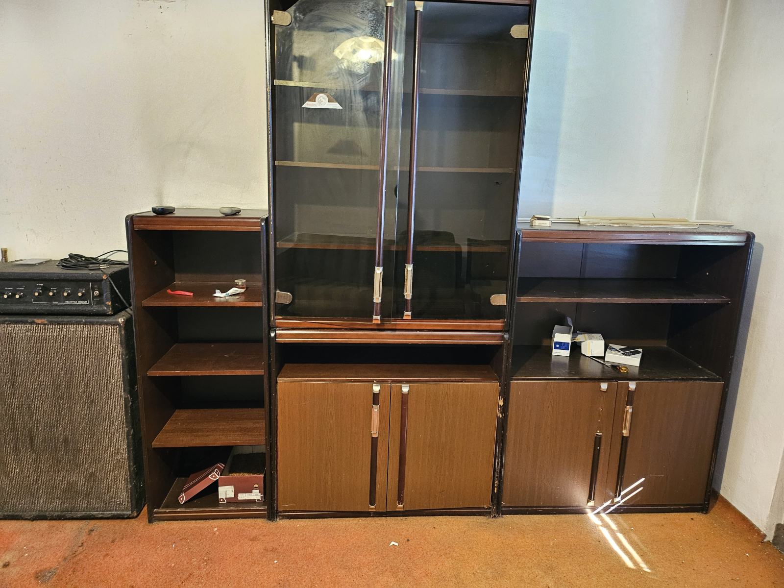 Prodajem starinski regal