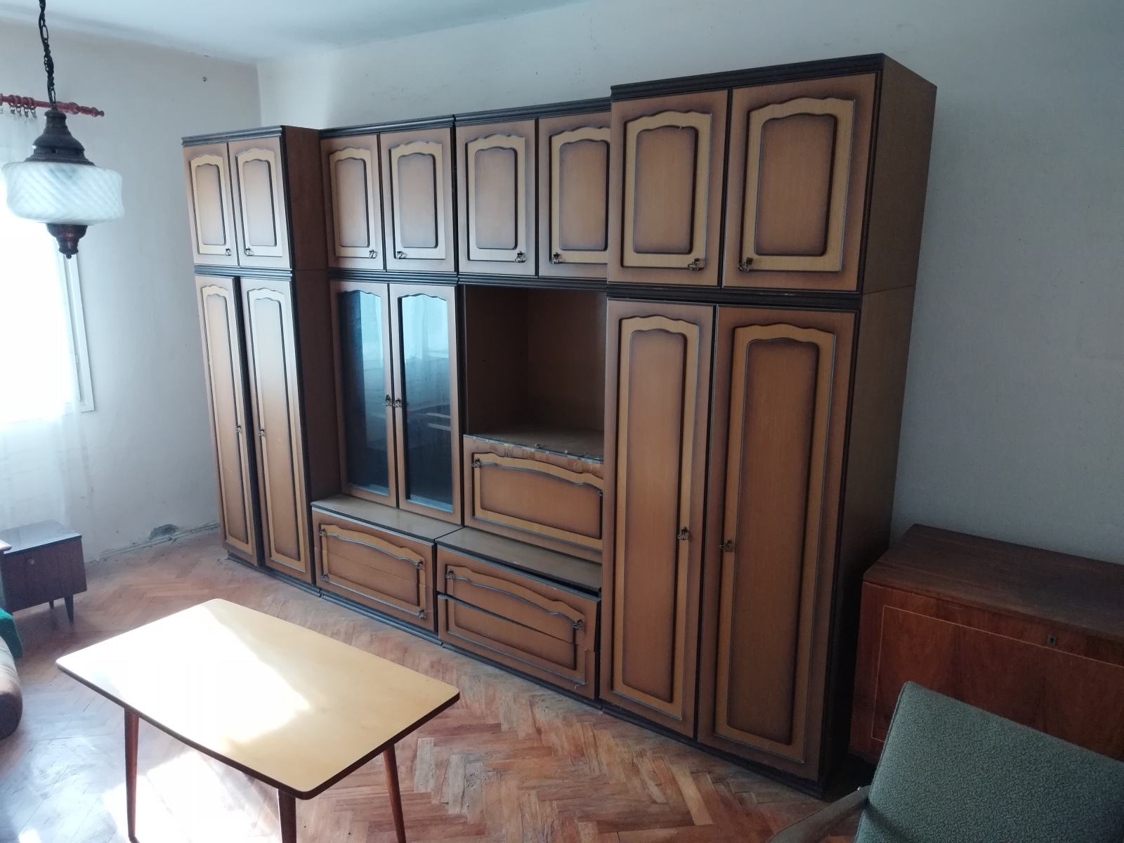 Retro vintage stari ormari i vitrine