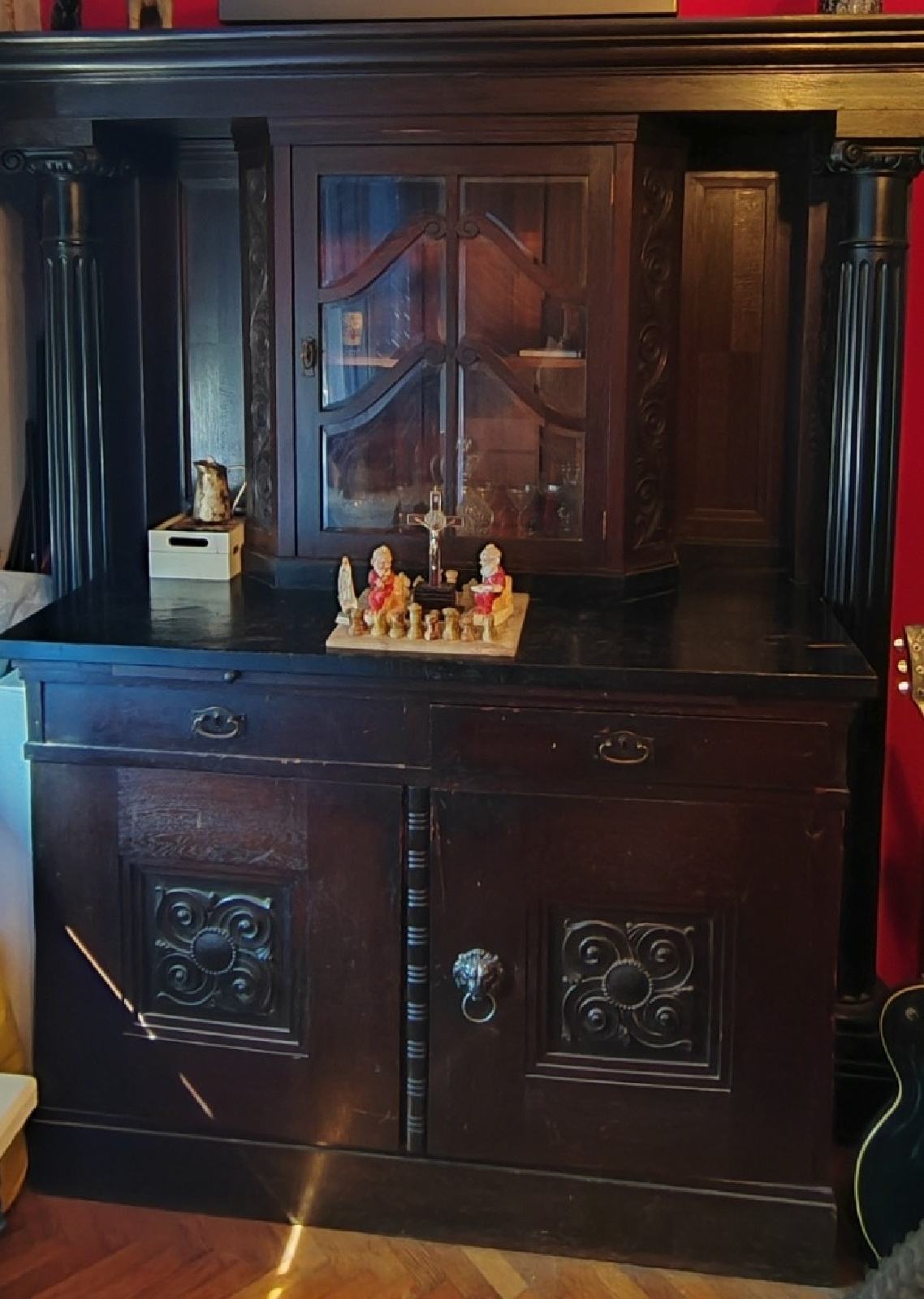 Secesijski Regal-vitrina, veliki stupovi, masivno!