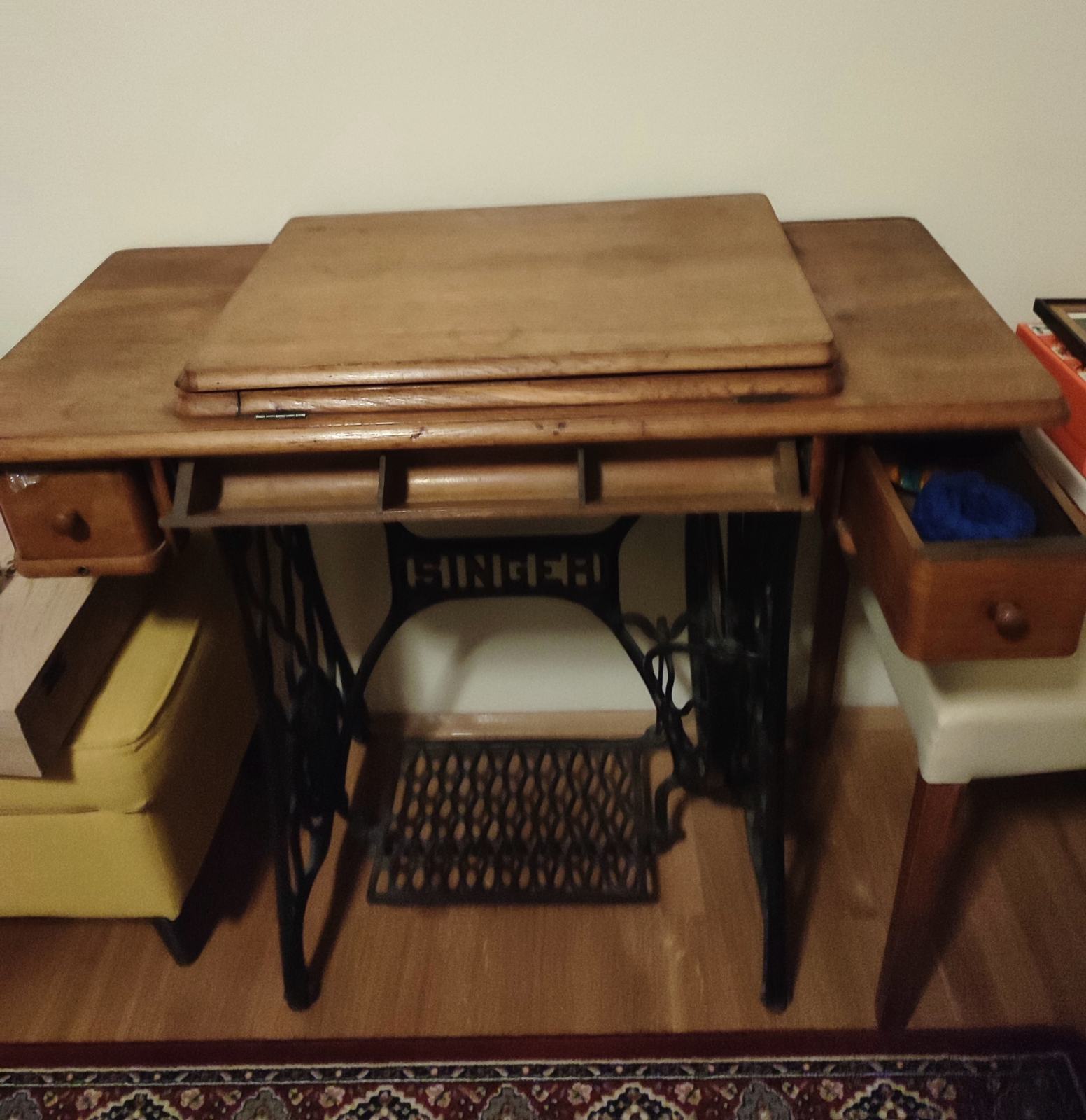 singerica s ormarićem