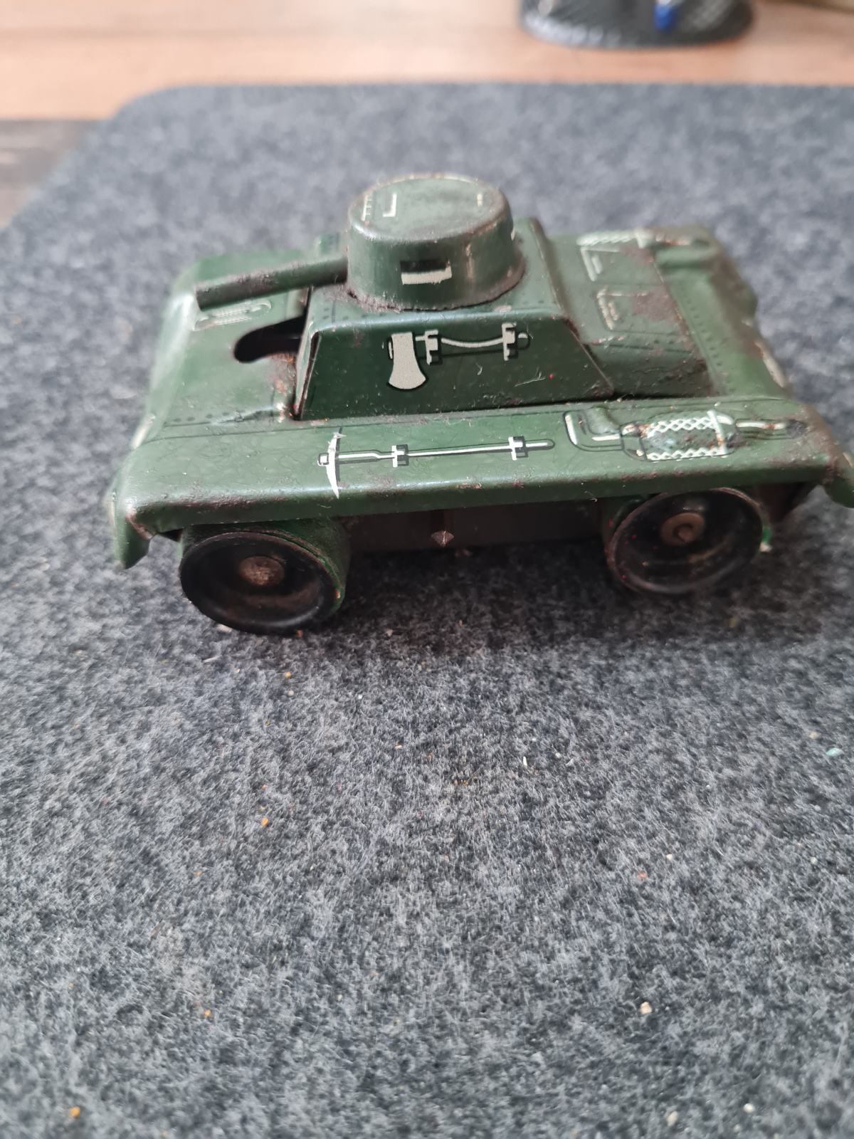 Stara dječja igračka - Tenk