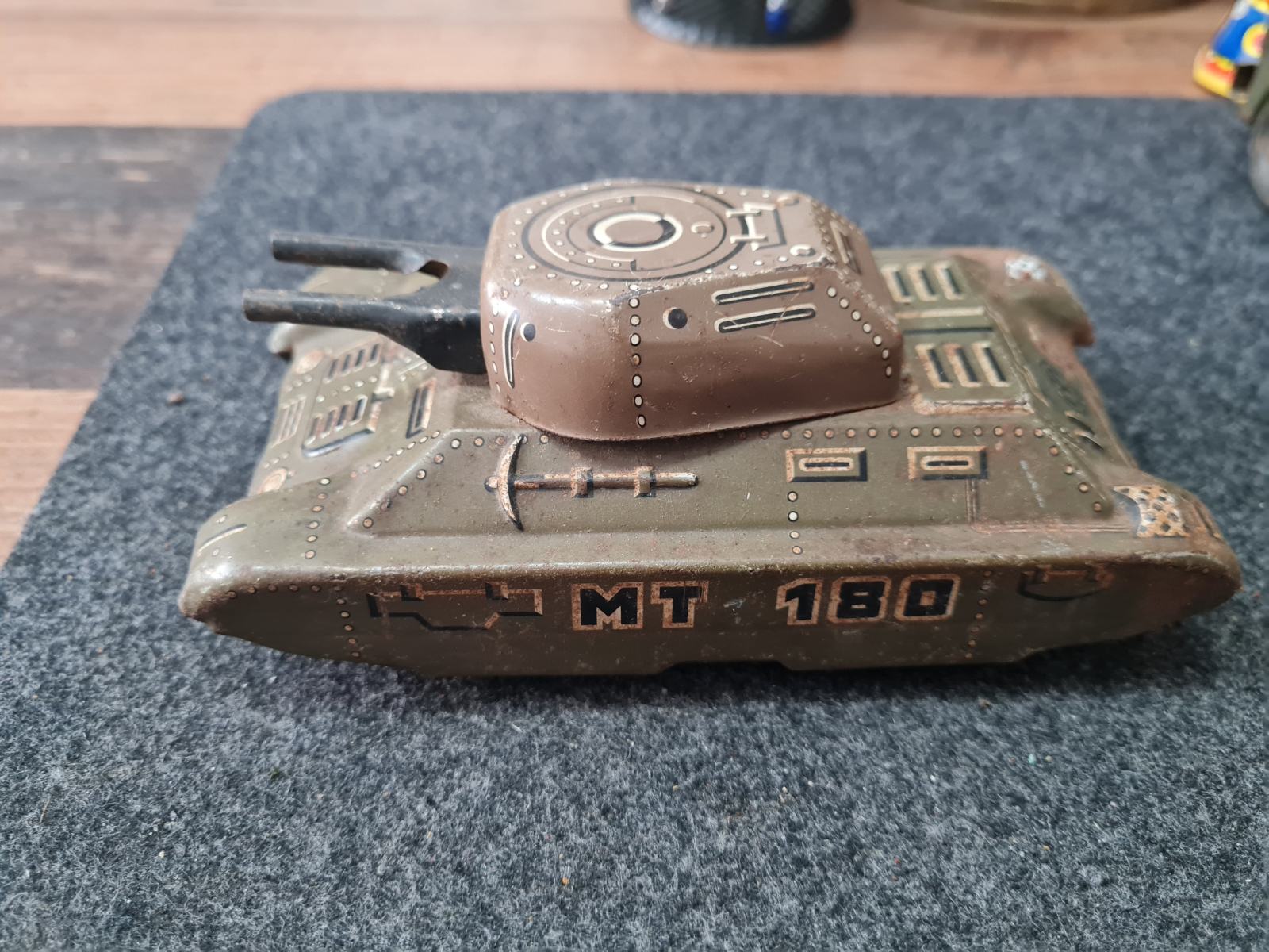 Stara dječja igračka - Tenk