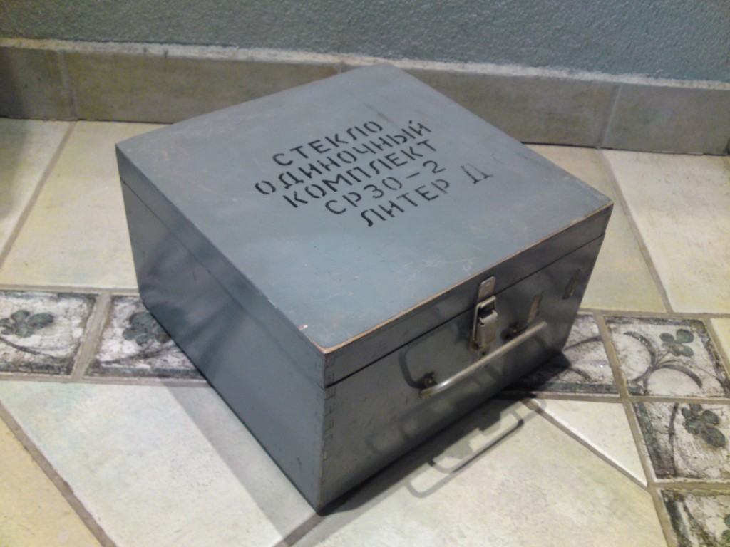 STARA DRVENA KUTIJA NA ZATVARANJE - Š 28,0 x D 27,5 x V 16,5 cm