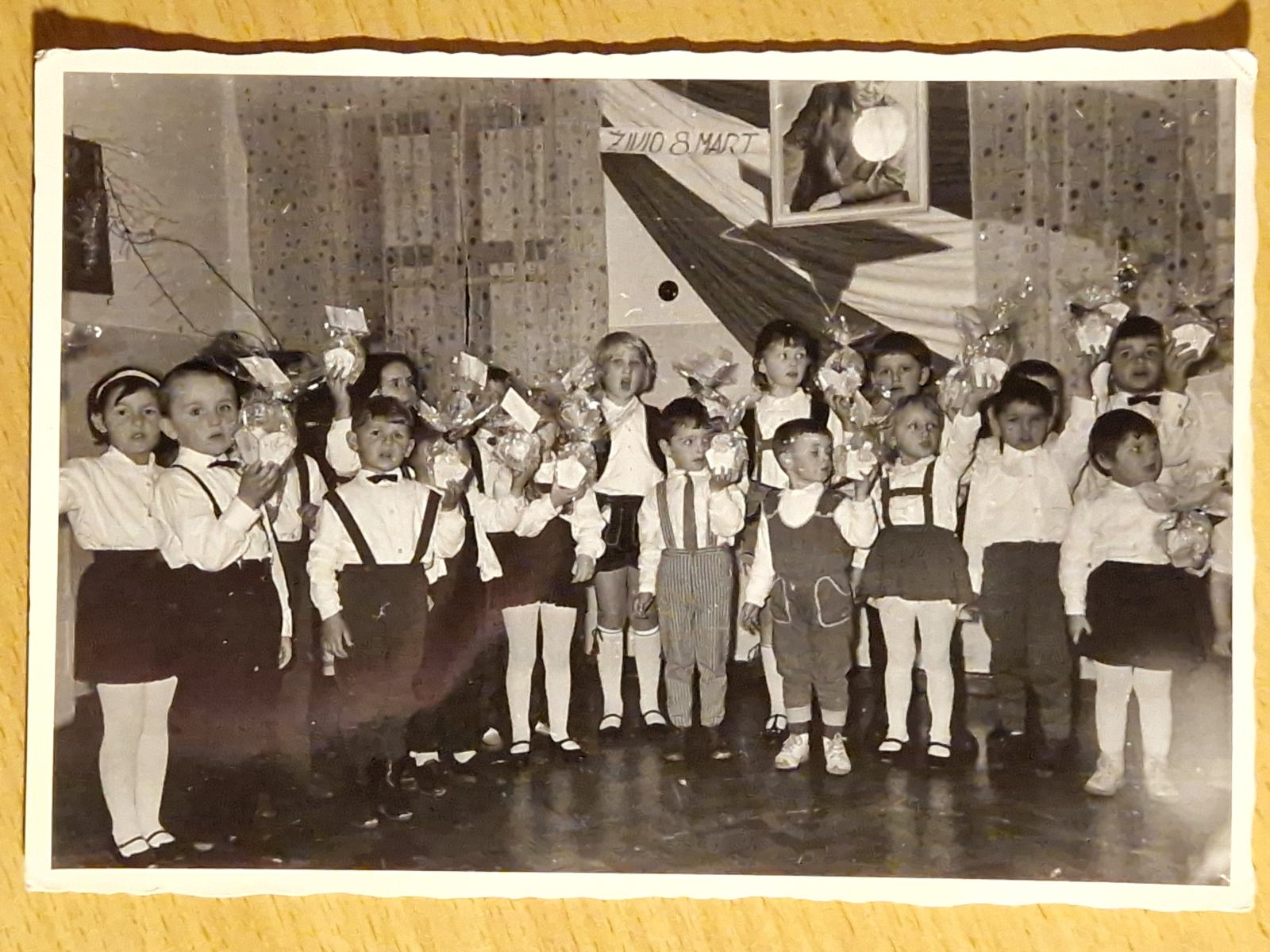 Stara fotografija Mali olpioniri Živio 8. mart Dan žena Sušak Rijeka