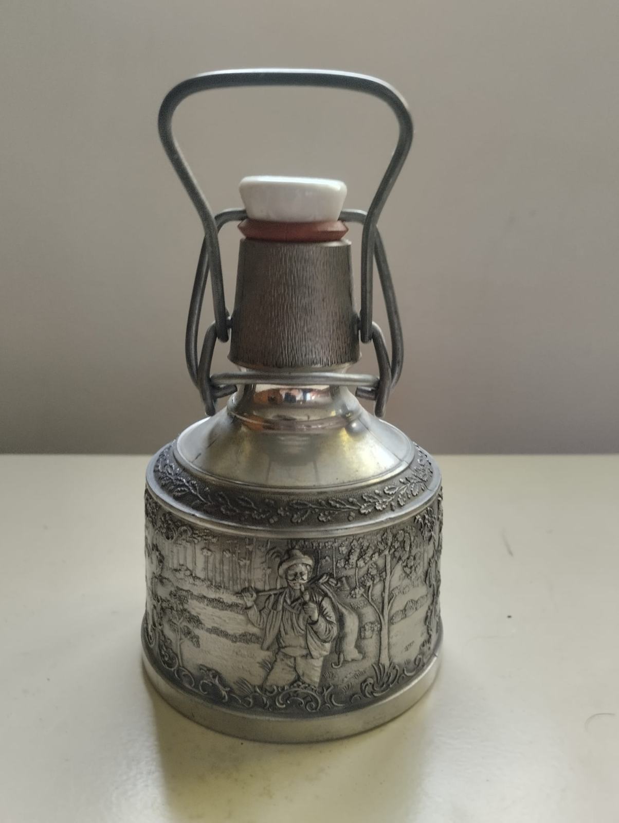 Kositar boca s porculanskim poklopcem za alkoholna pića - lovni motiv