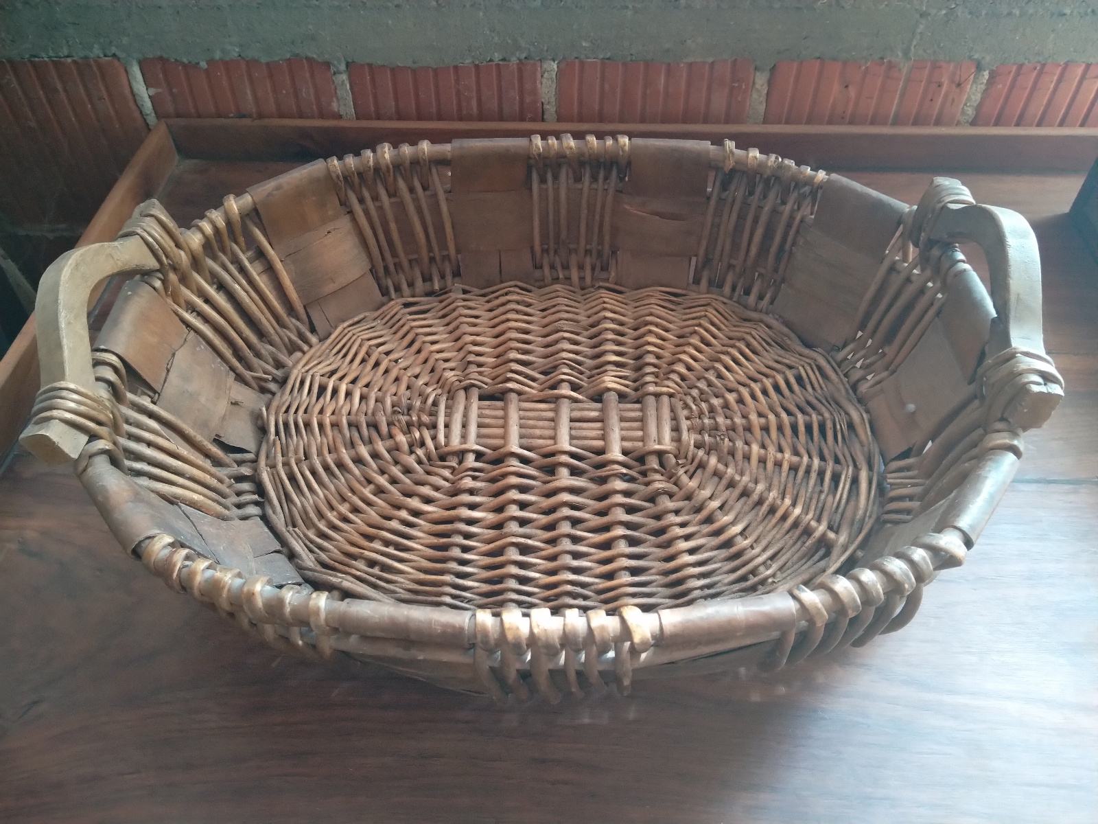 Stara pletena košara