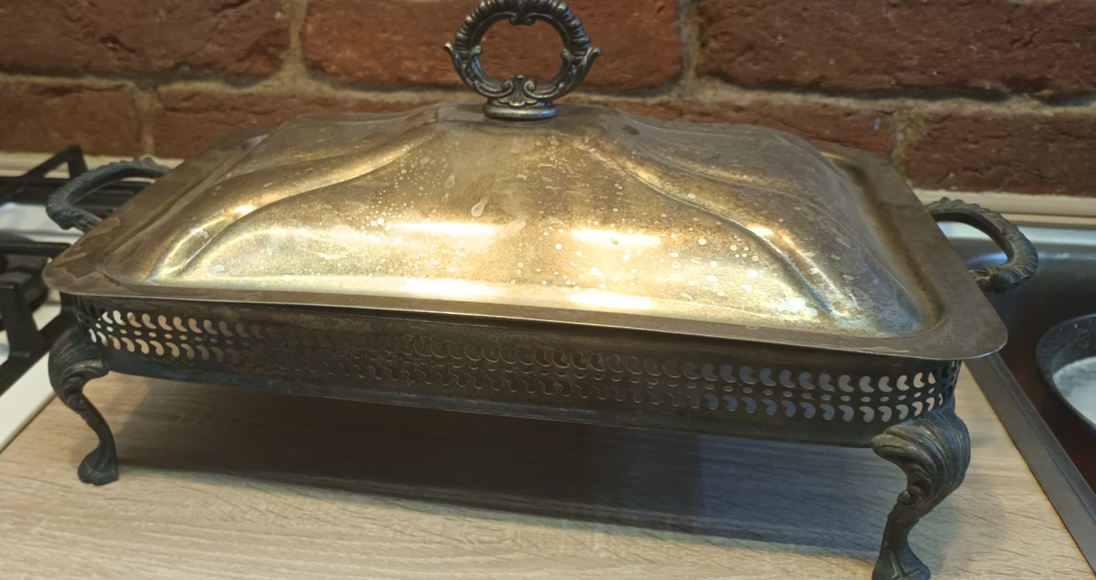 stara posuda za posluzivanje