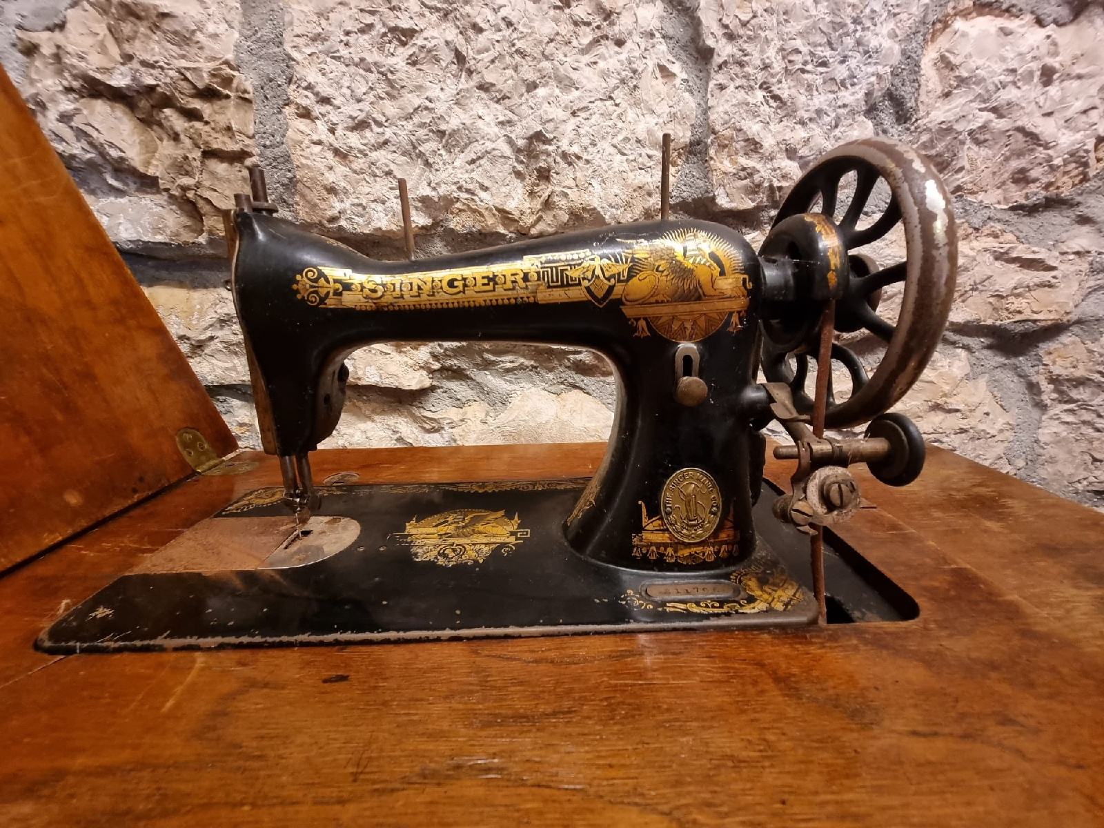 Stara šivaća mašina Singerica