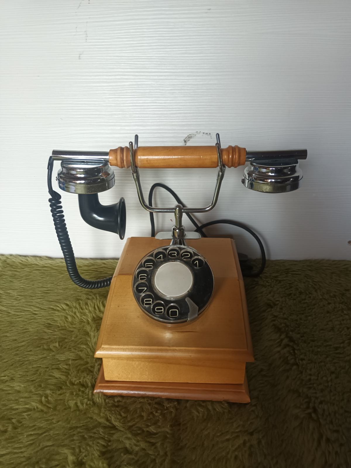 Stari drveni telefon
