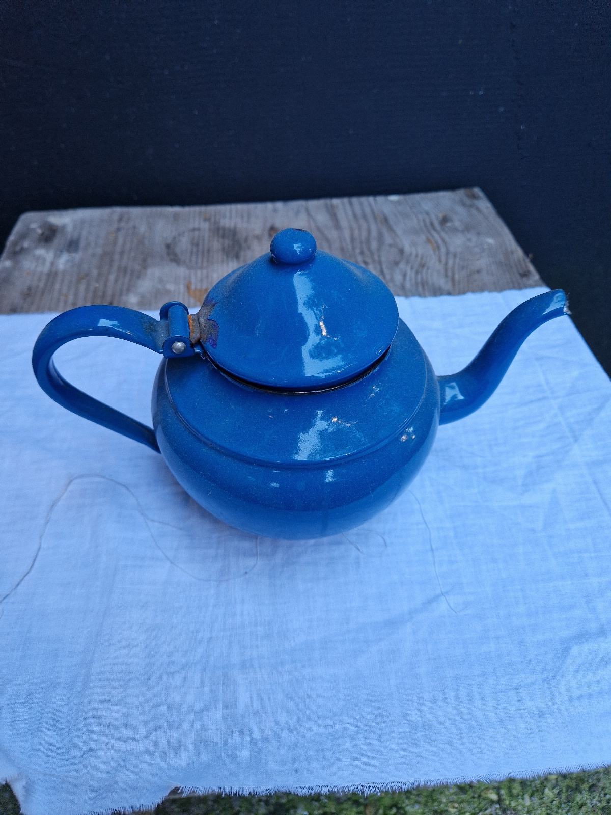 Stari emajlirani čajnici