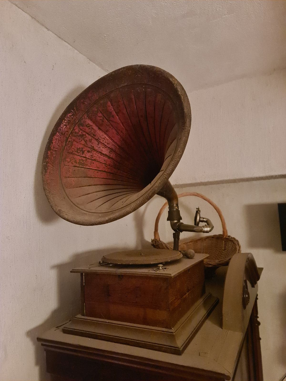 Stari gramofon sa trubom