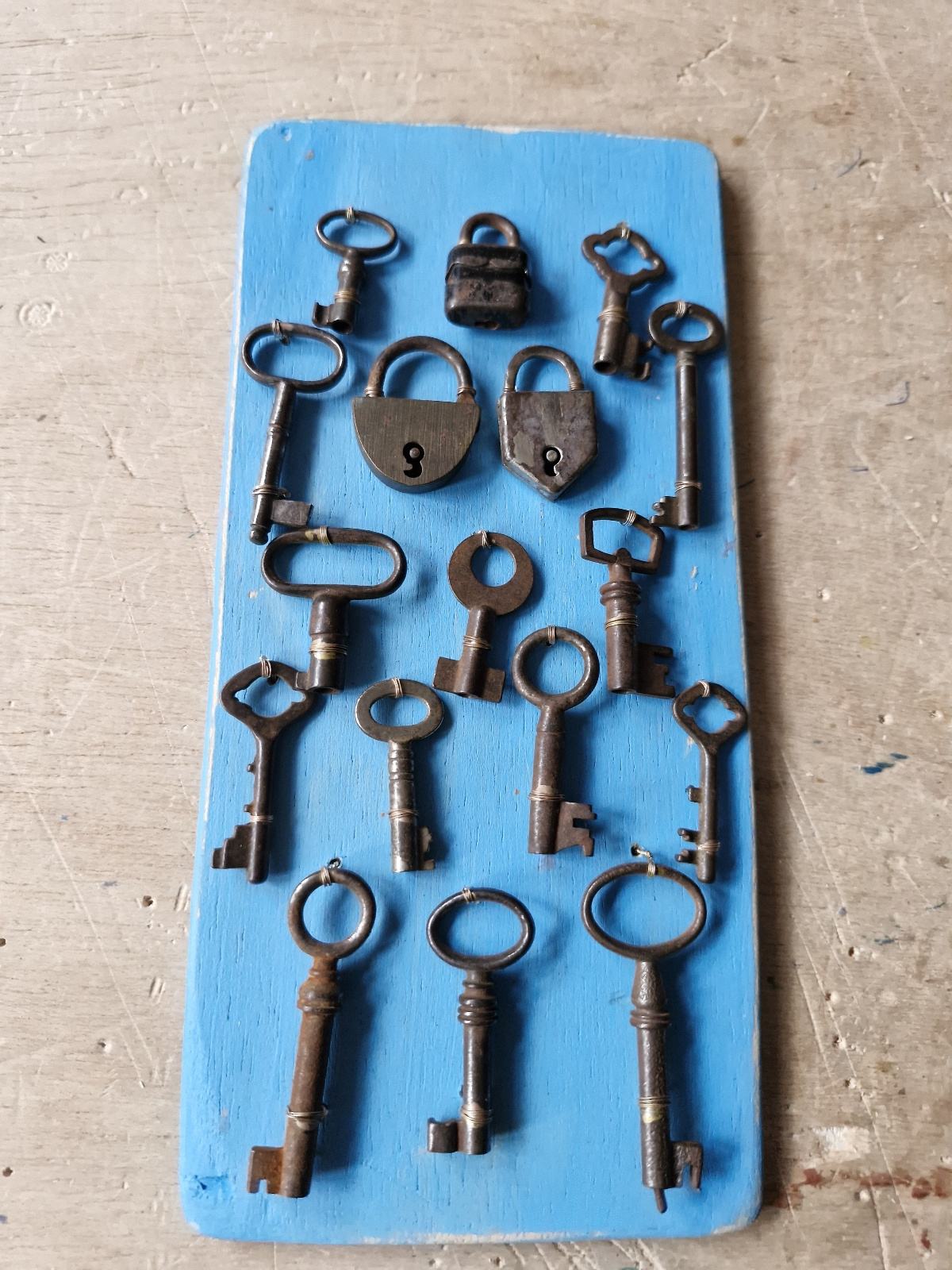 stari ključevi na dasci
