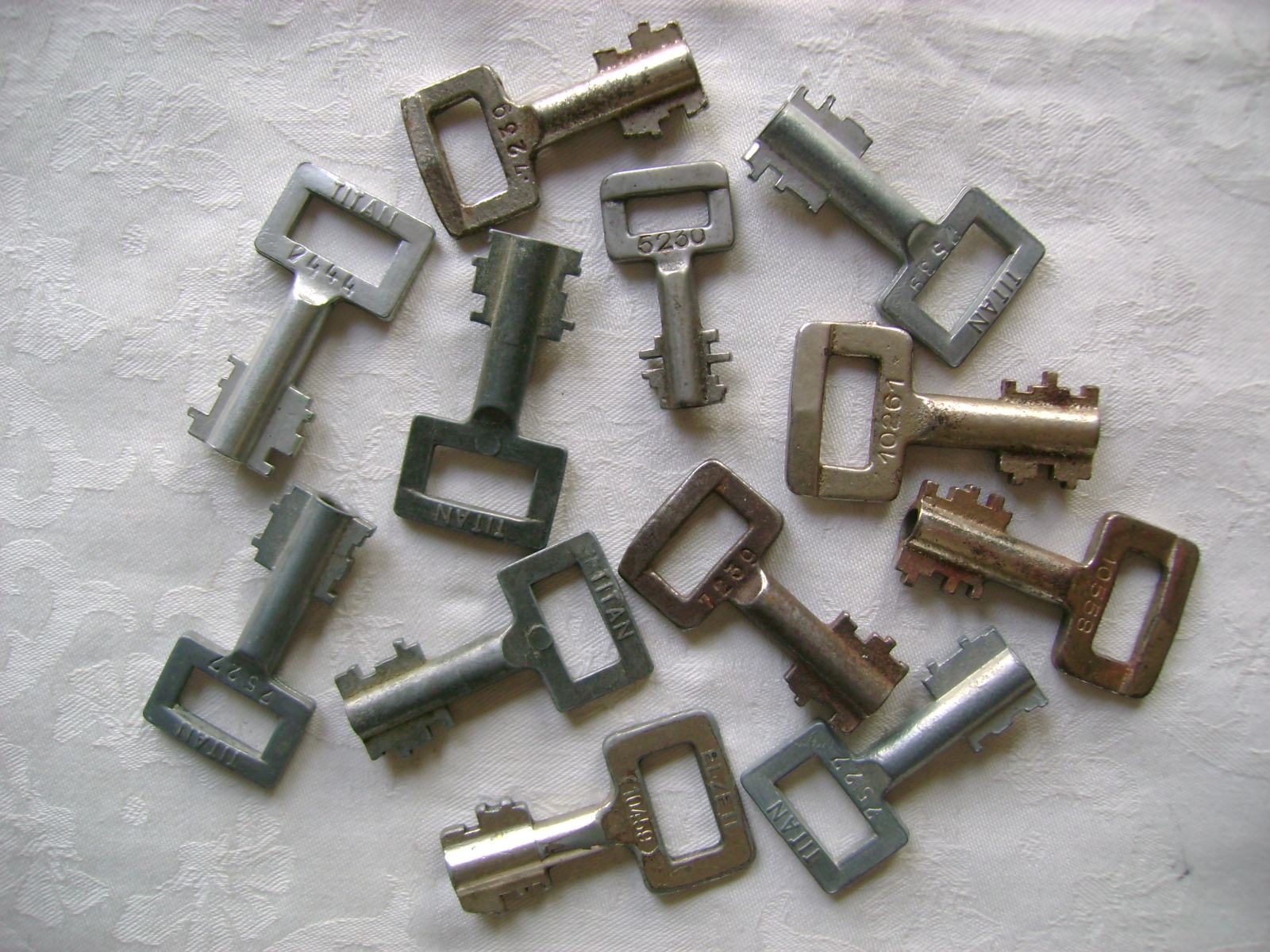 Stari ključevi - komplet starih ključeva - 55 komada - za etno kuću