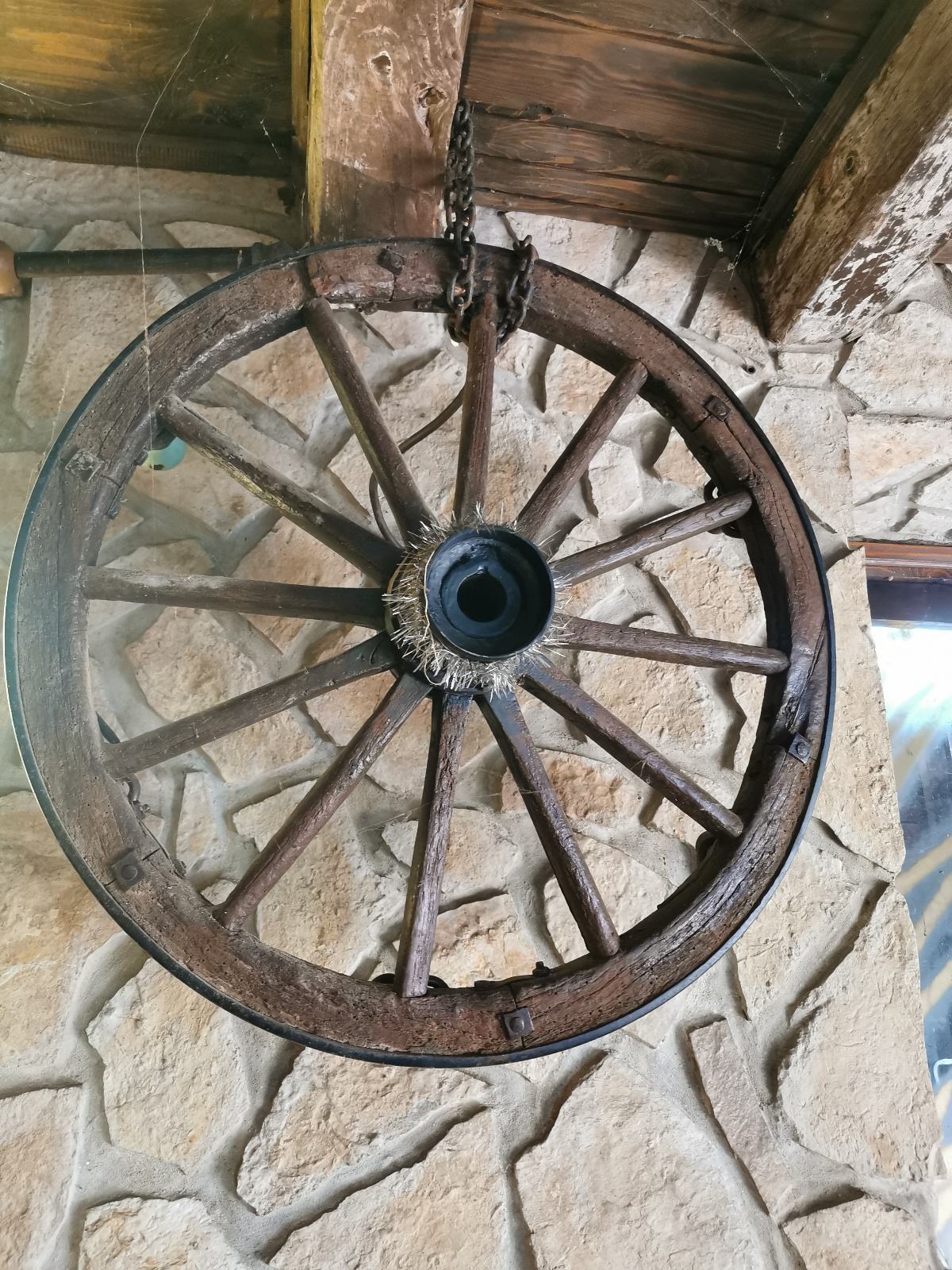 stari kotač od voza više komada