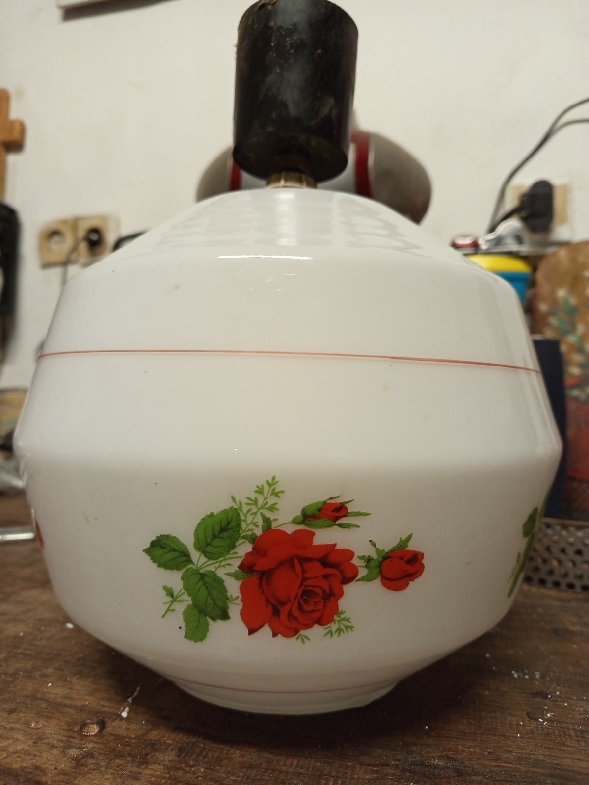 Stari luster sa motivima crvene ruže