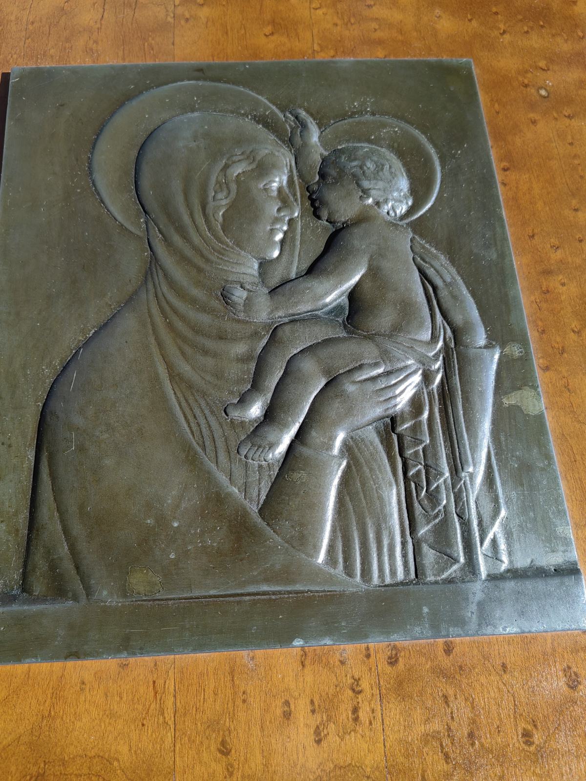 Stari prekrasni duboki reljef na drvetu hitno