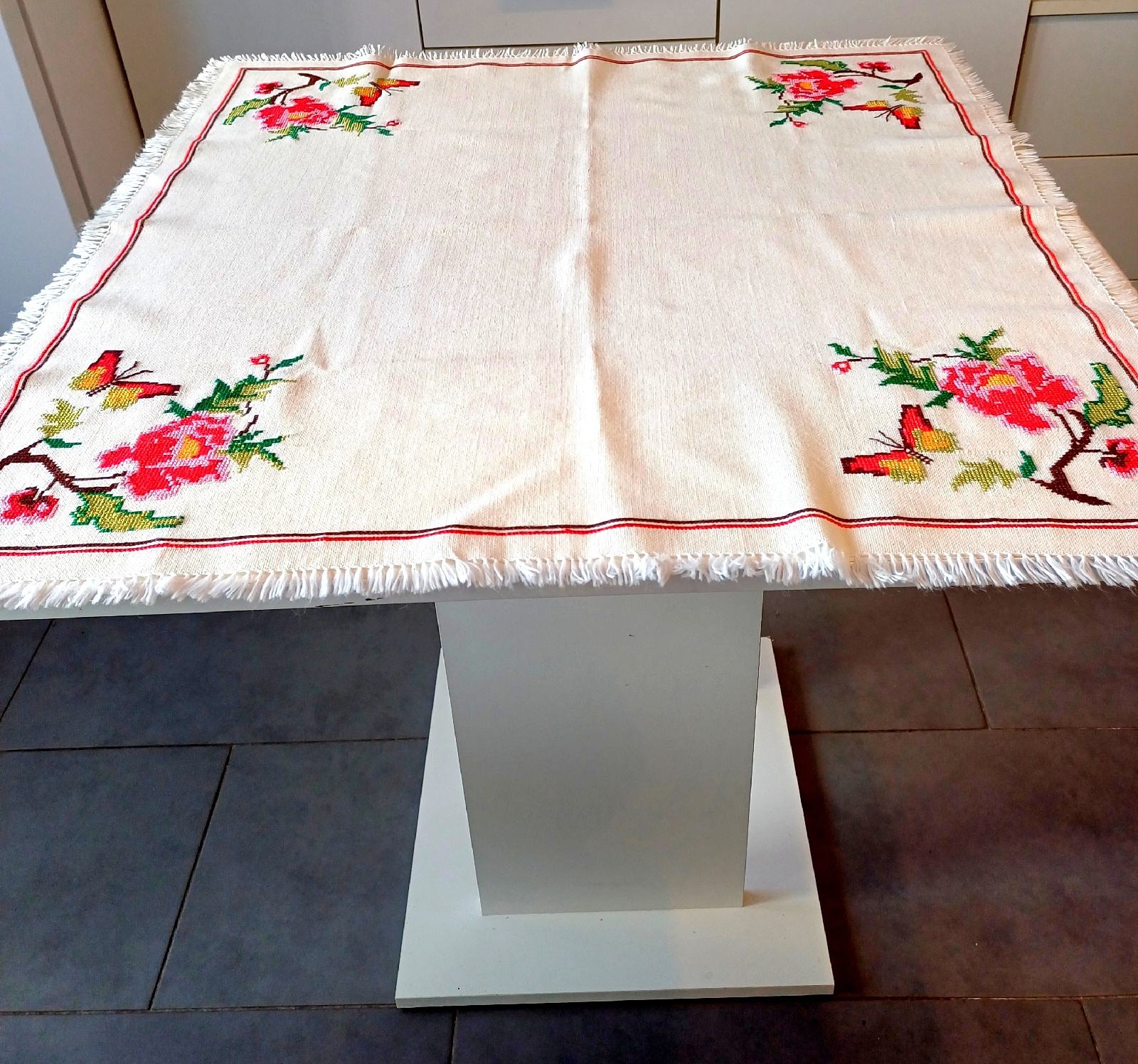 Stari, ručno vezen stolnjak