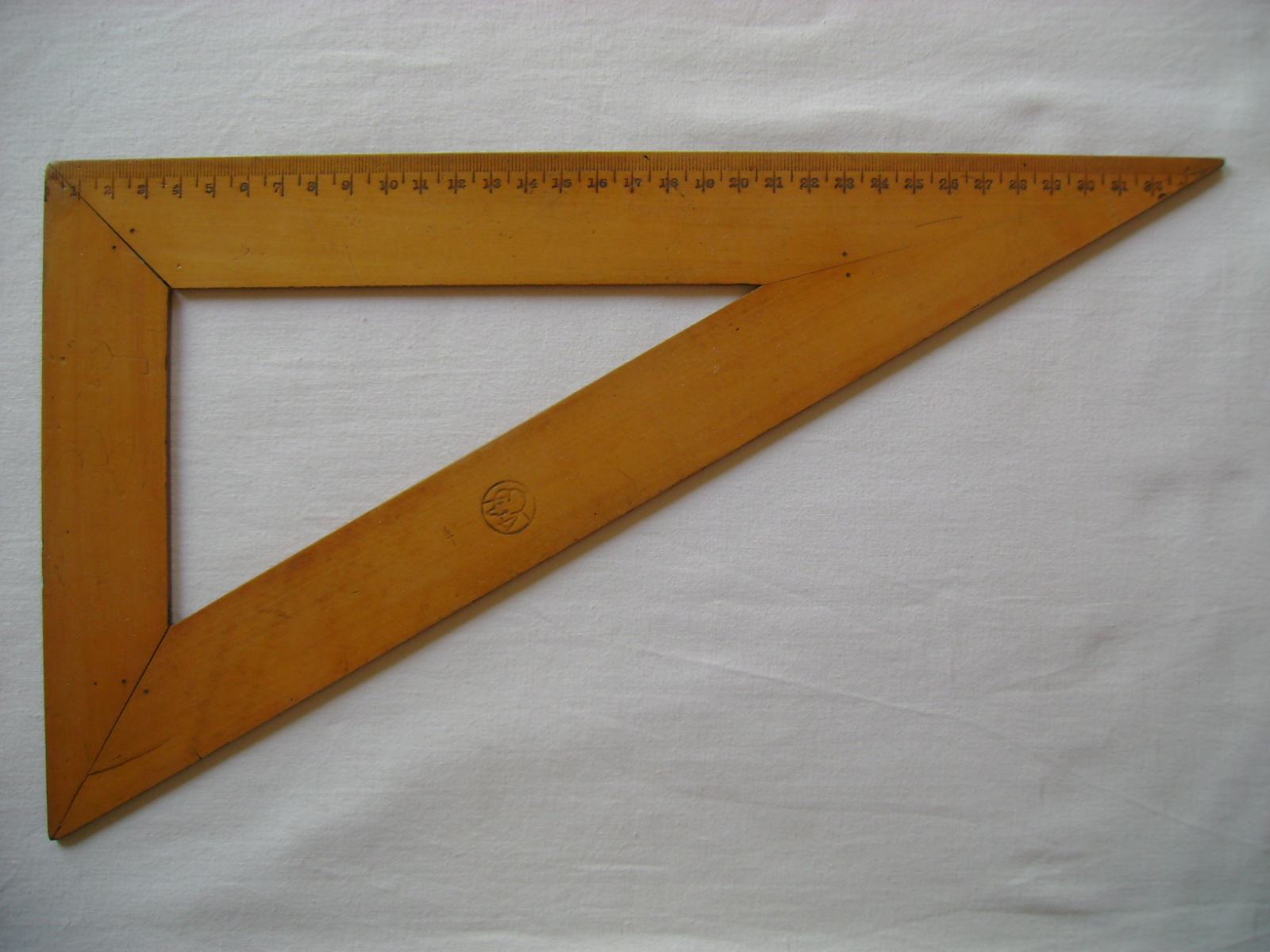 Stari školski drveni trokut