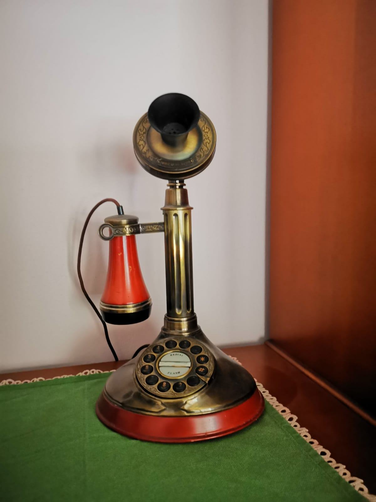 Stari telefon, potpuno funkcionalan