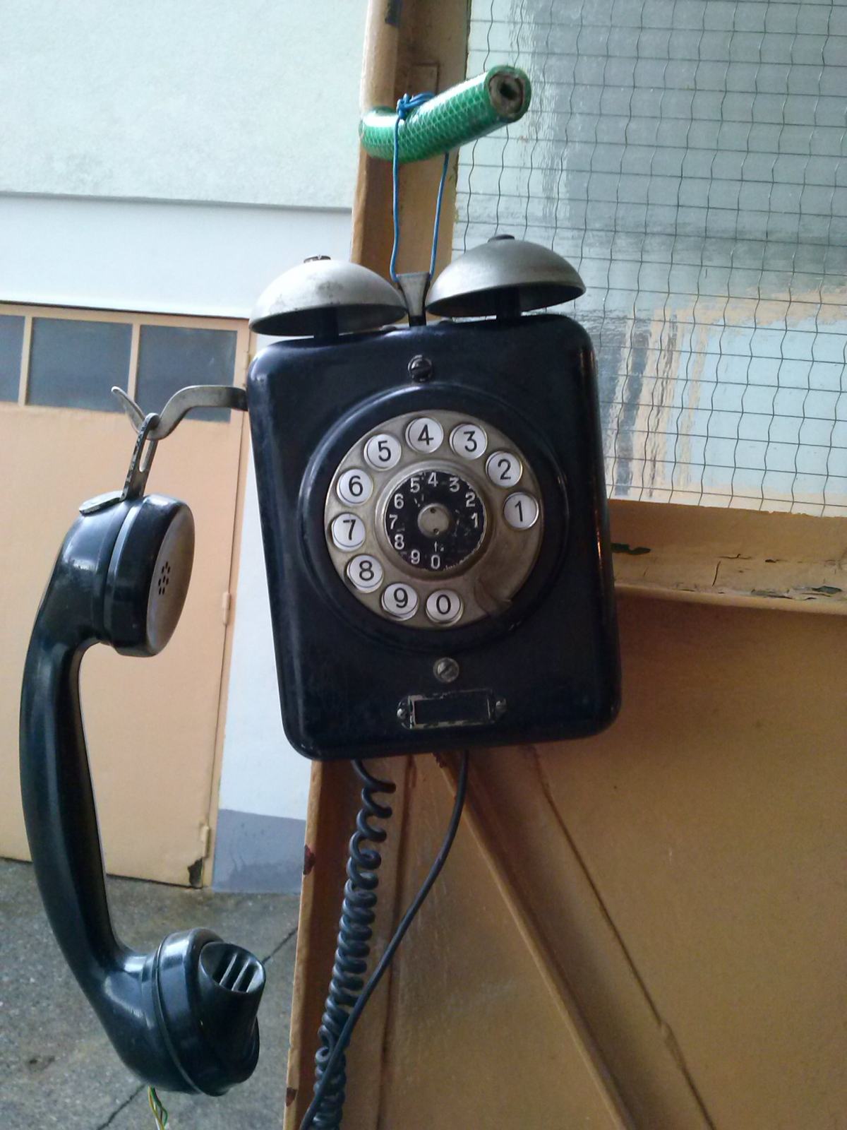 Stari telefon REARITET