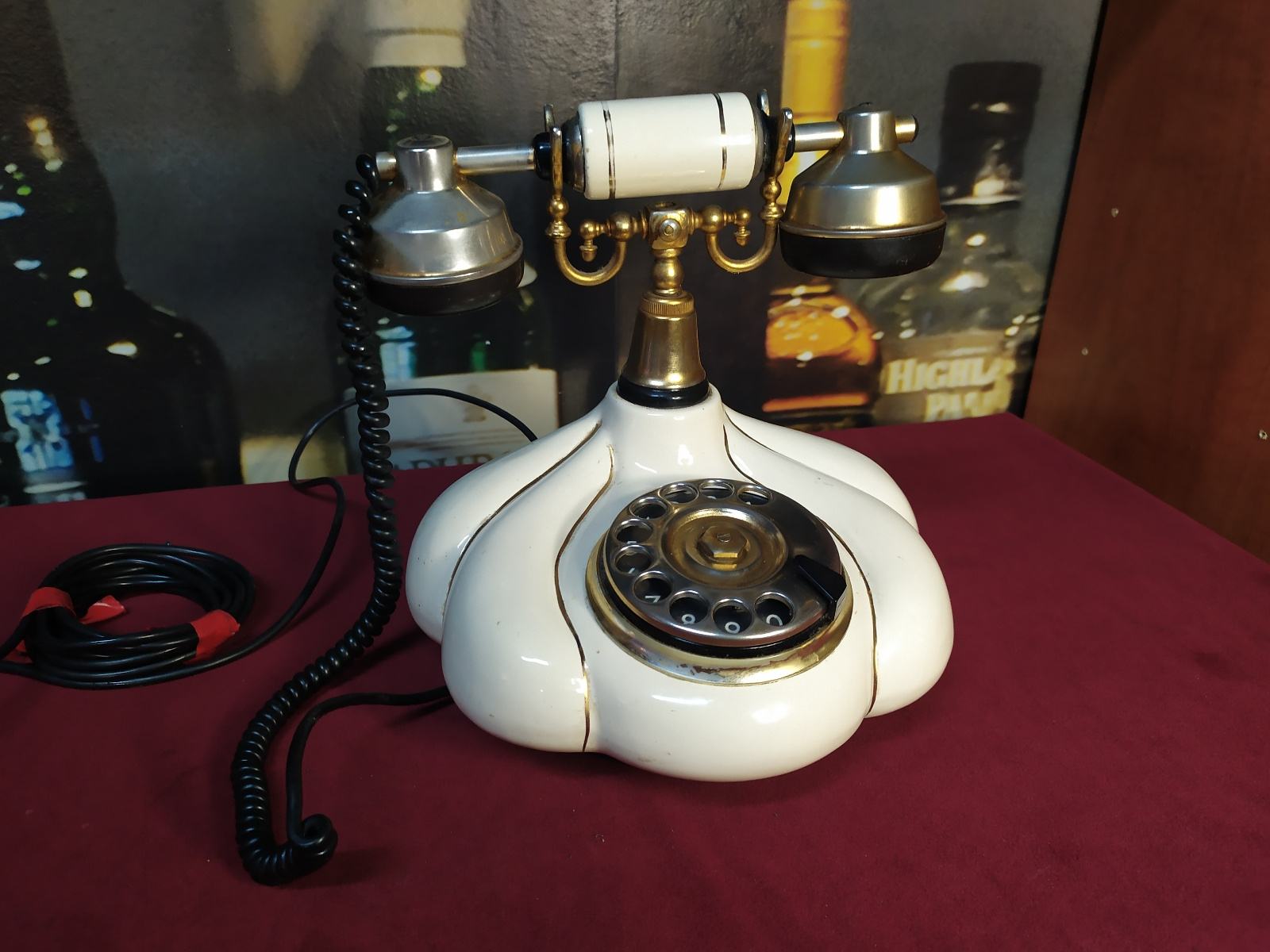 Stari vintage telefon