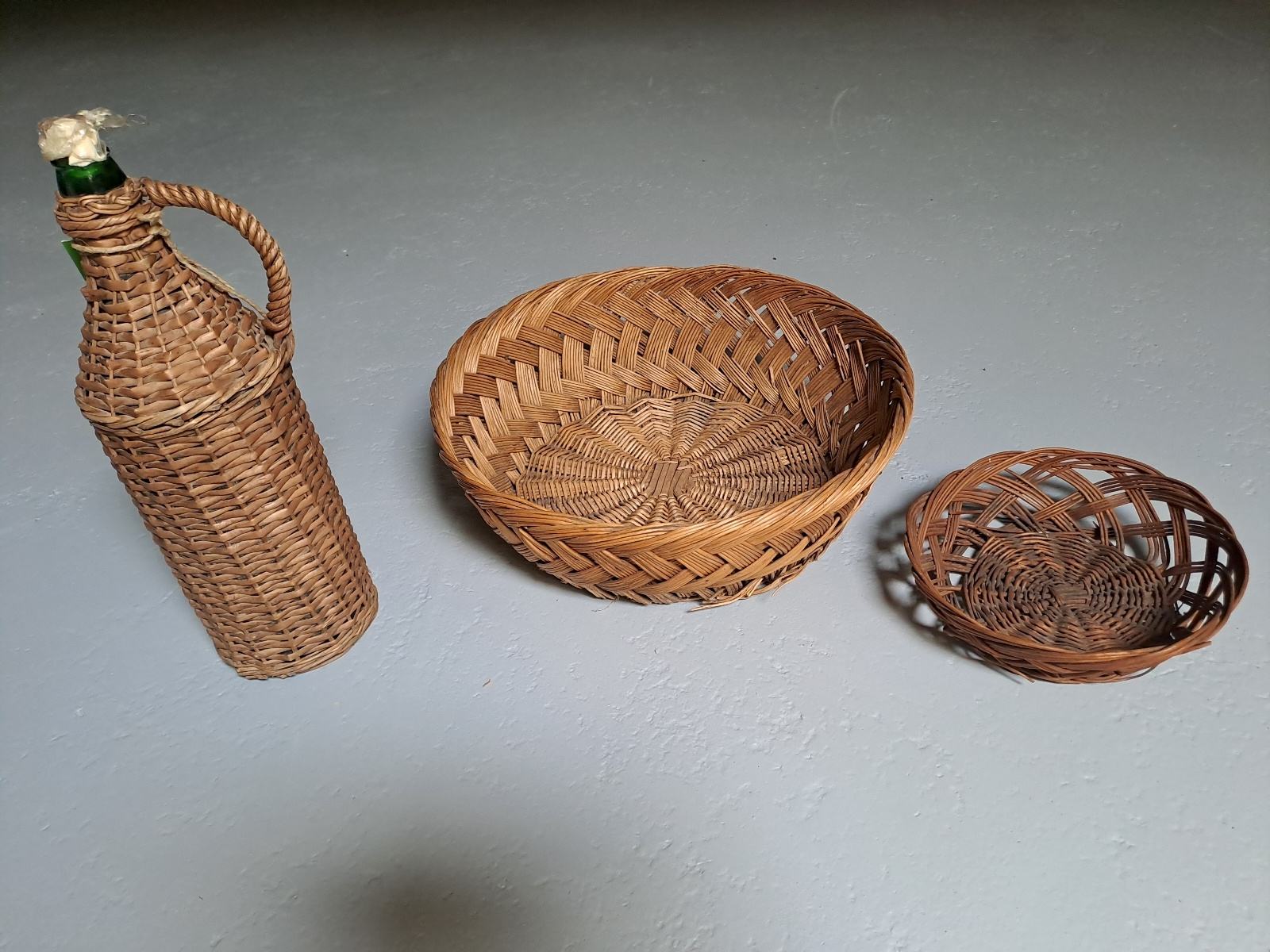 Starinska flaša za piće i košarice