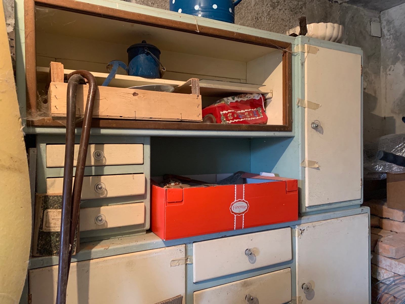 Starinski kuhinjski ormar