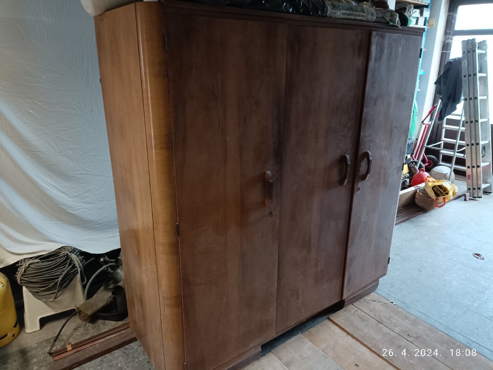 Starinski trokrilni ormar