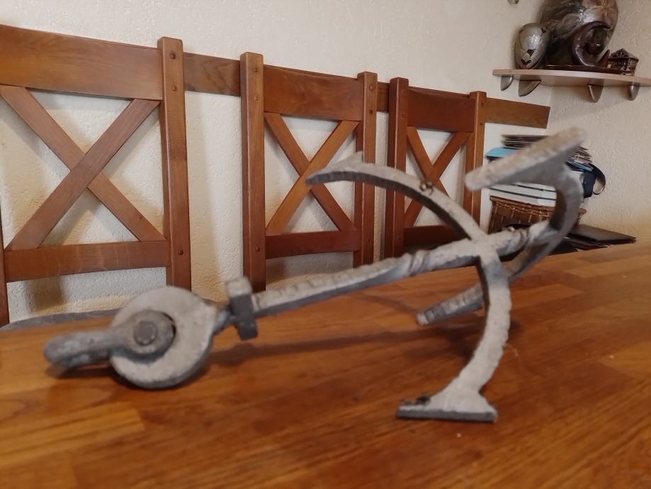 Staro dekorativno sidro-kovano željezo