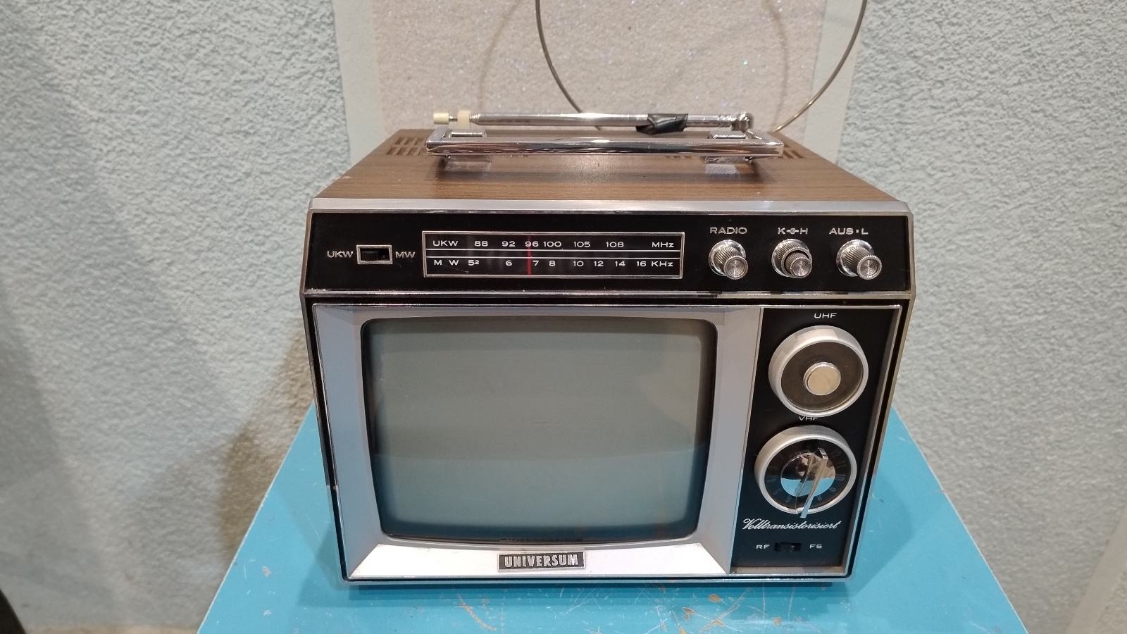 Vintage portable tv-radio Universum SK 992-75
