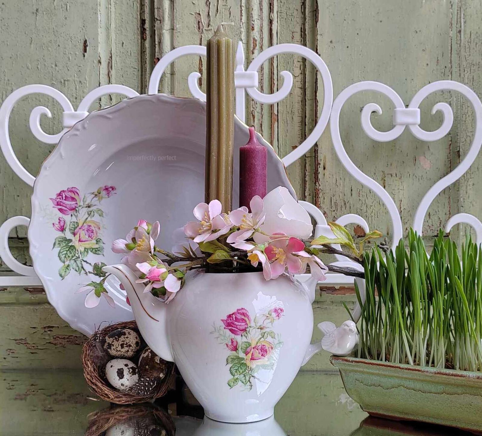 Vintage tanjur i čajnik s uzorkom starih ruža, Titov Veles