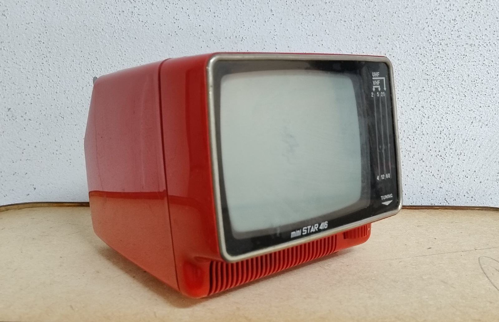 Vintage Tv crveni mini Star 416