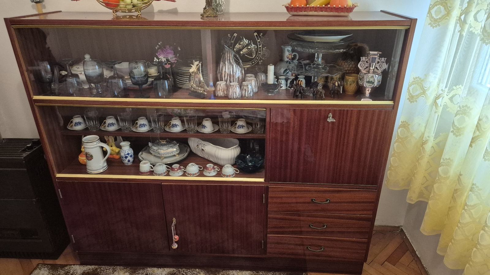 VITRINA STARA OČUVANA Prodajem (OSIJEK)