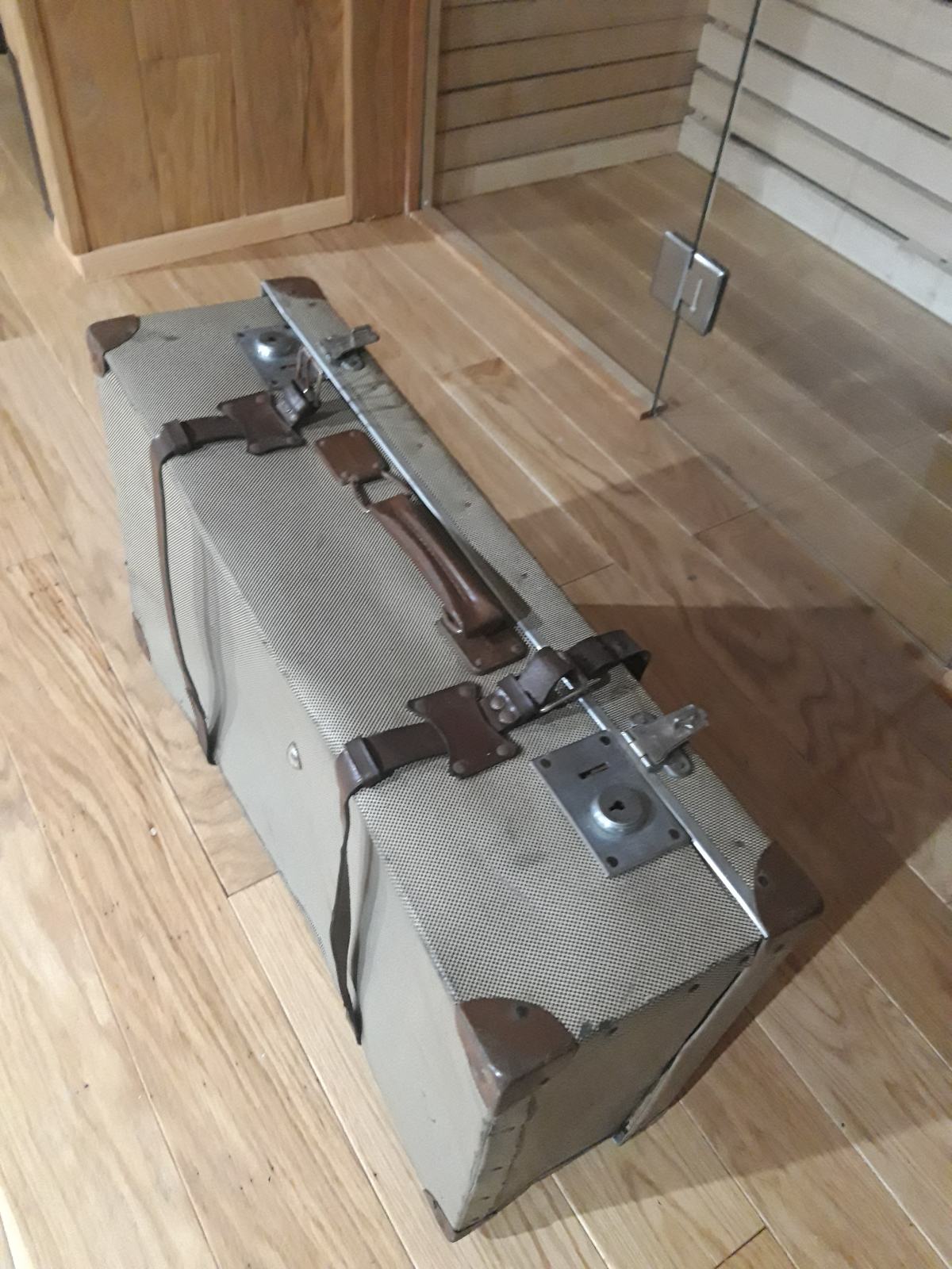 Vrlo stari kofer iz Amerike