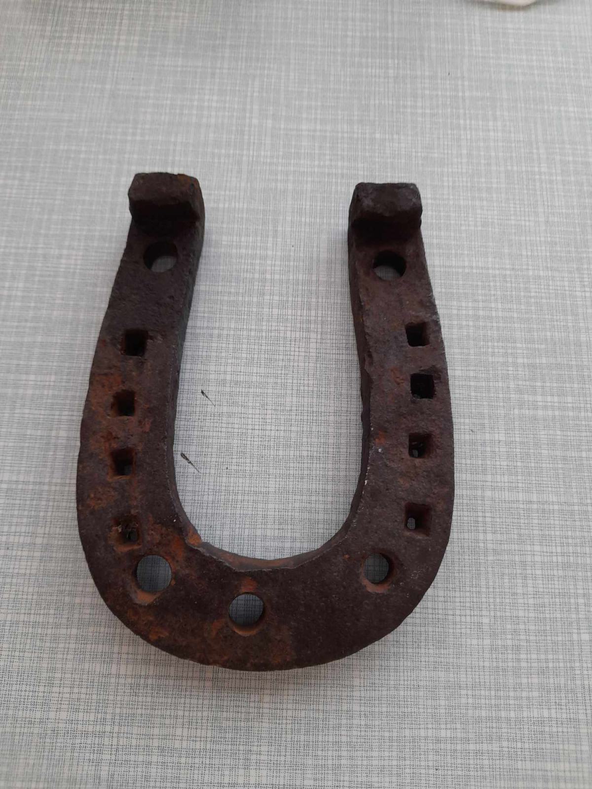 željezna stara ručno kovana potkova